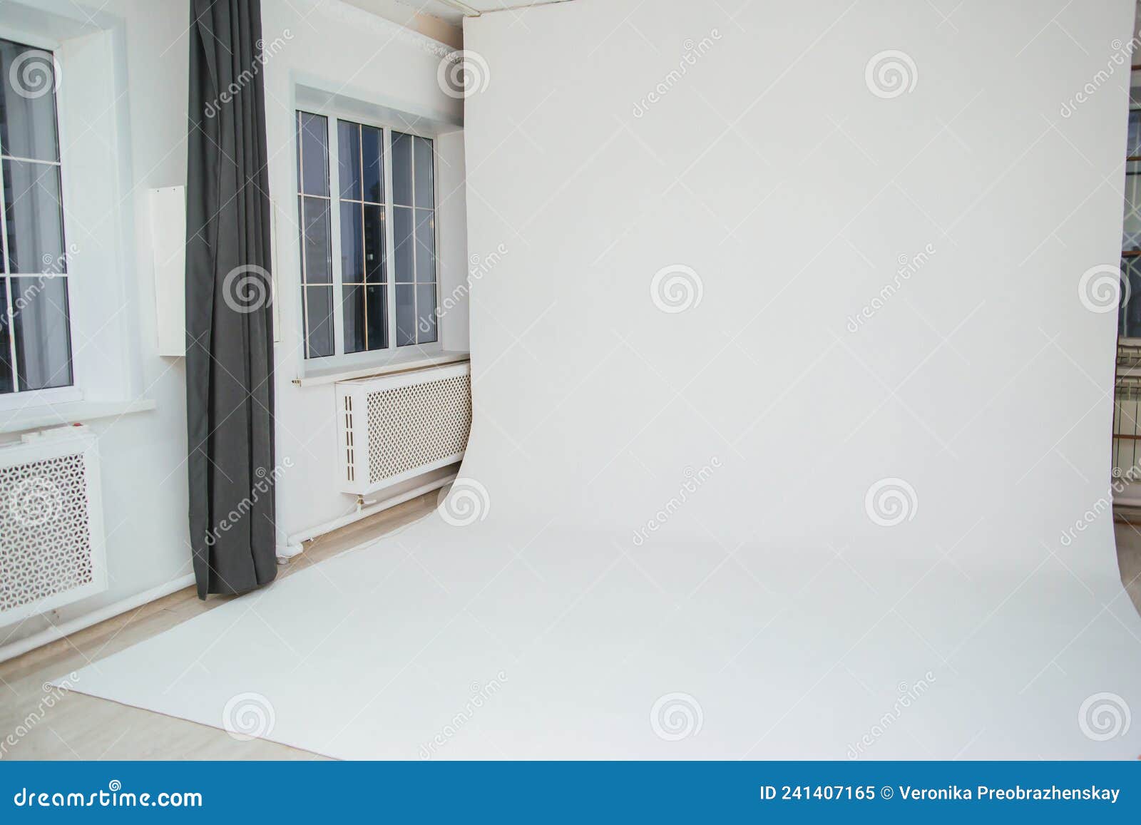 Cyclorama in the Studio. Large White Backdrop for Photography Stock ...