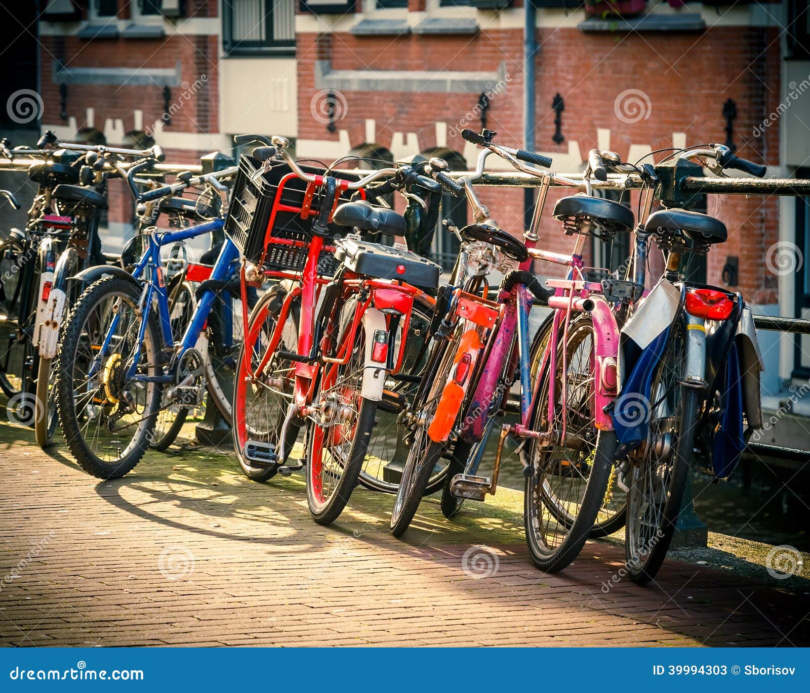Cyklar i Amsterdam fotografering för bildbyråer. Bild av berömdt - 39994303