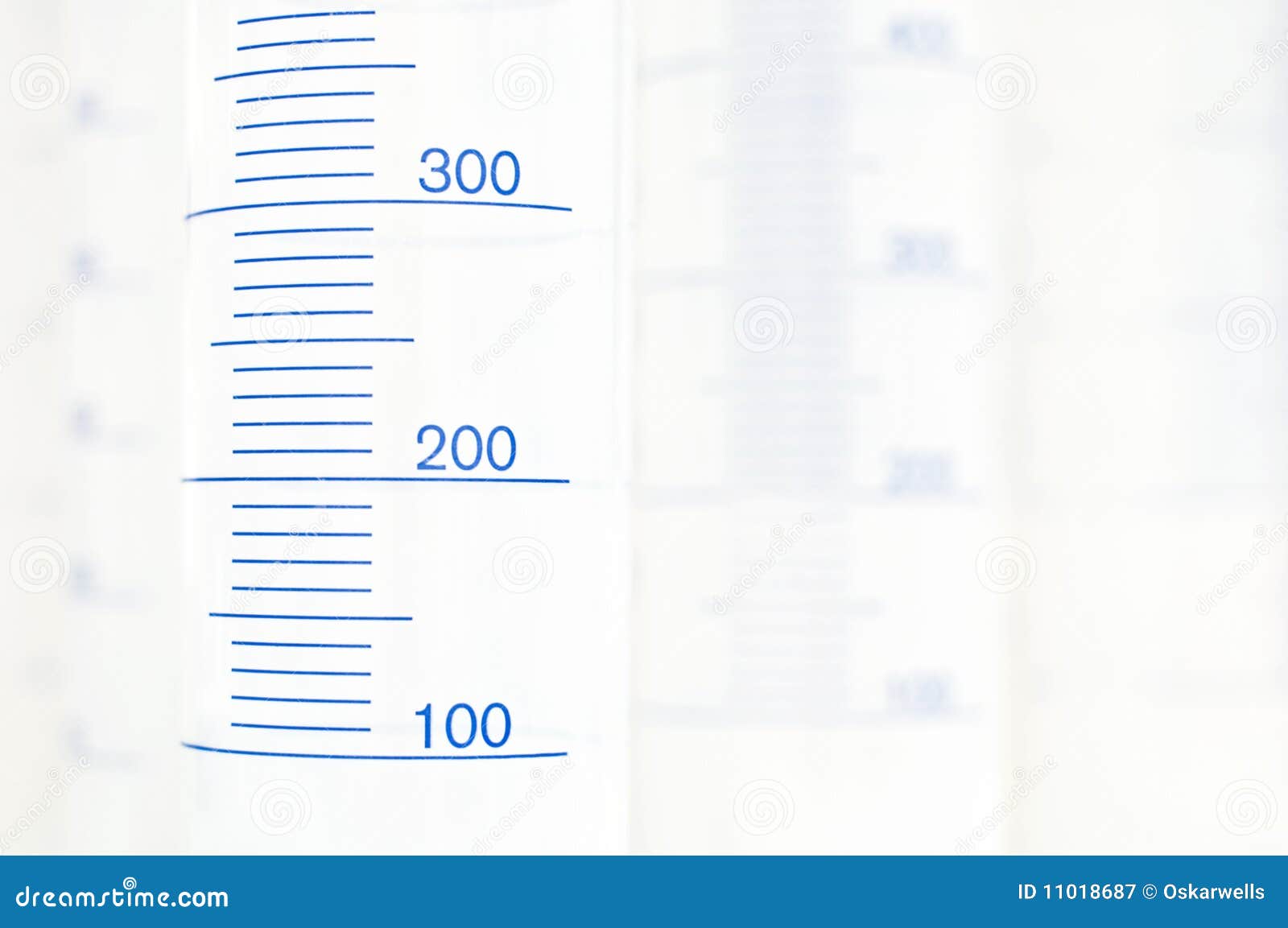 Cylindre gradué image stock. Image du analyse, fermer - 11018687