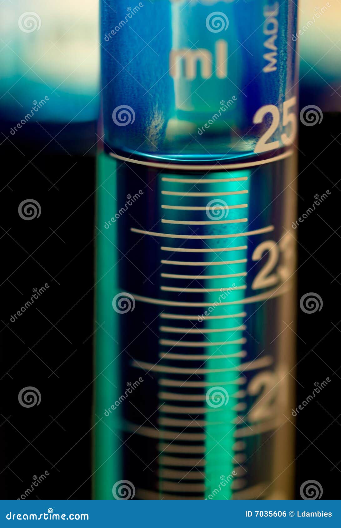 Cylindre gradué photo stock. Image du technologie, laboratoire - 7035606