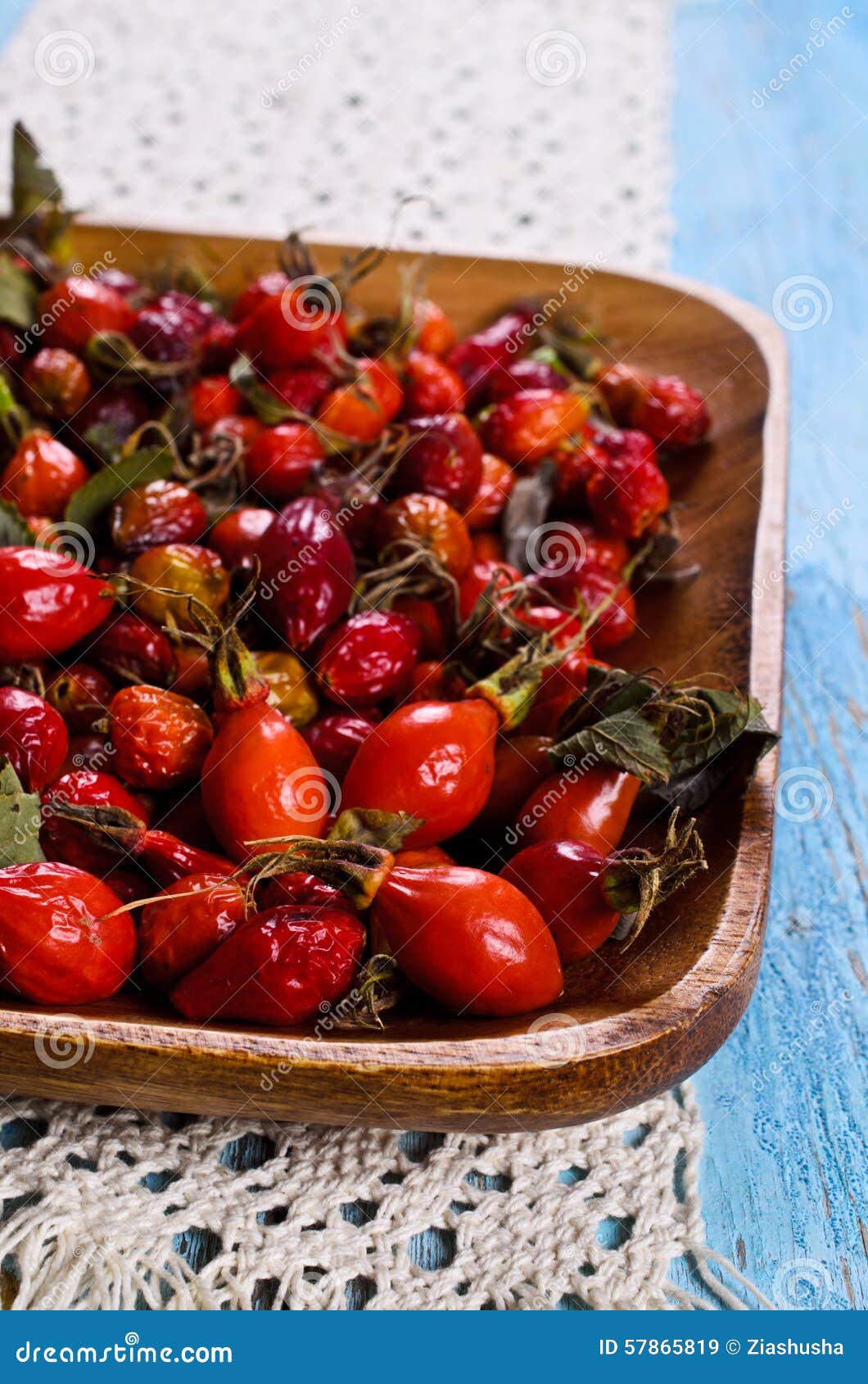 Cynorrhodons image stock. Image du églantier, centrale - 57865819