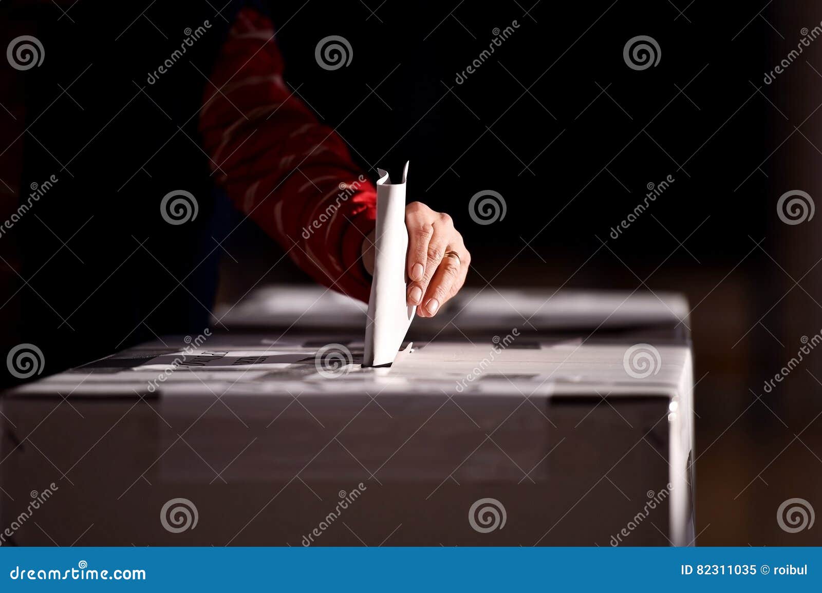 Dé Emitir Un Voto En La Urna Imagen de archivo - Imagen de registro ...