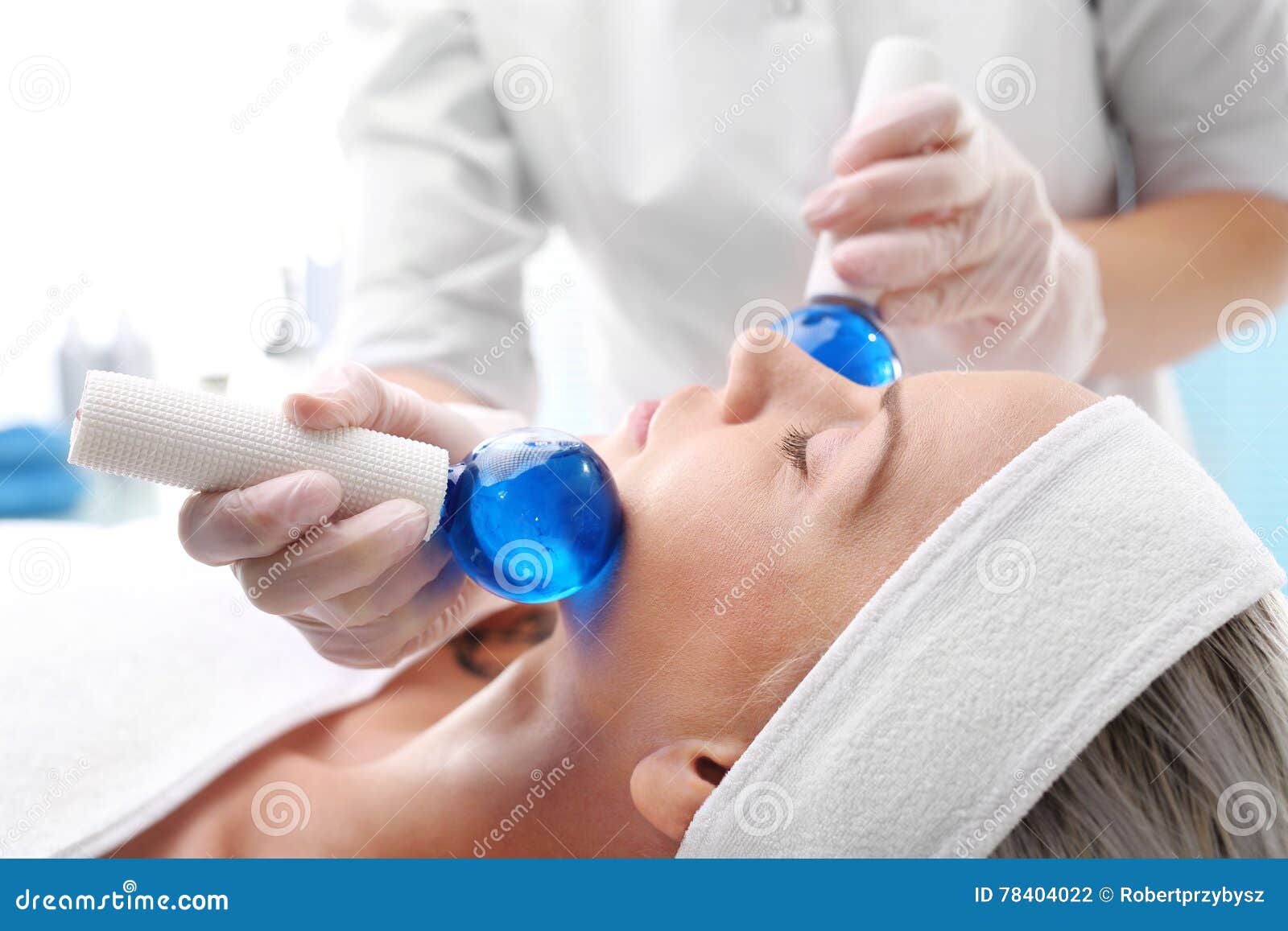 Dé Masajes a La Cara Con Las Bolas De Cristal Foto de archivo - Imagen ...