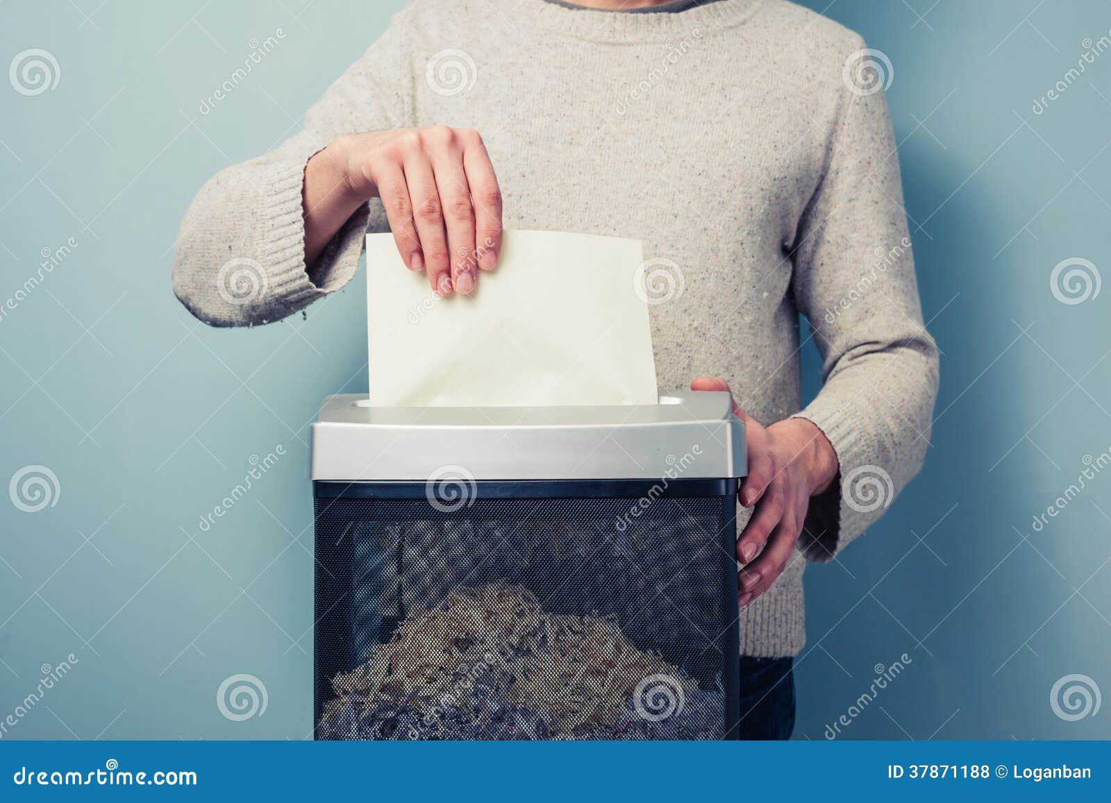 Déchiquetage d'homme photo stock. Image du déchiquetage - 37871188