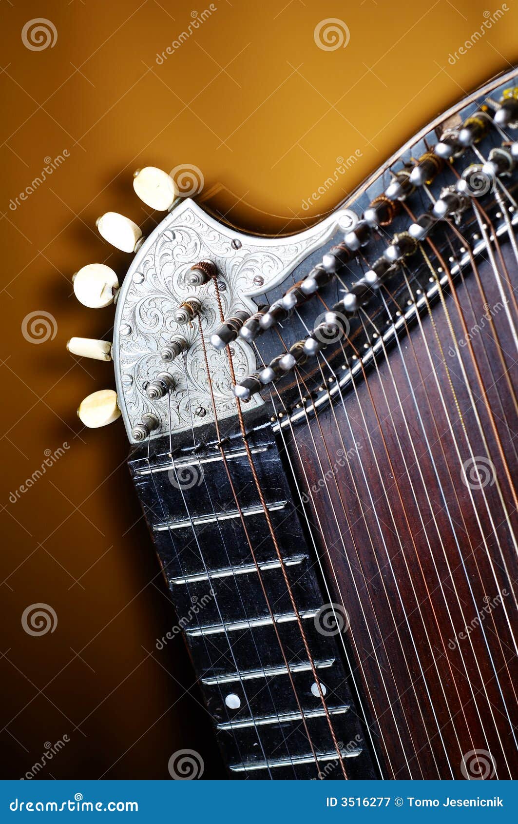 Détail De Vieil Instrument De Cithare Image stock - Image du décoré ...