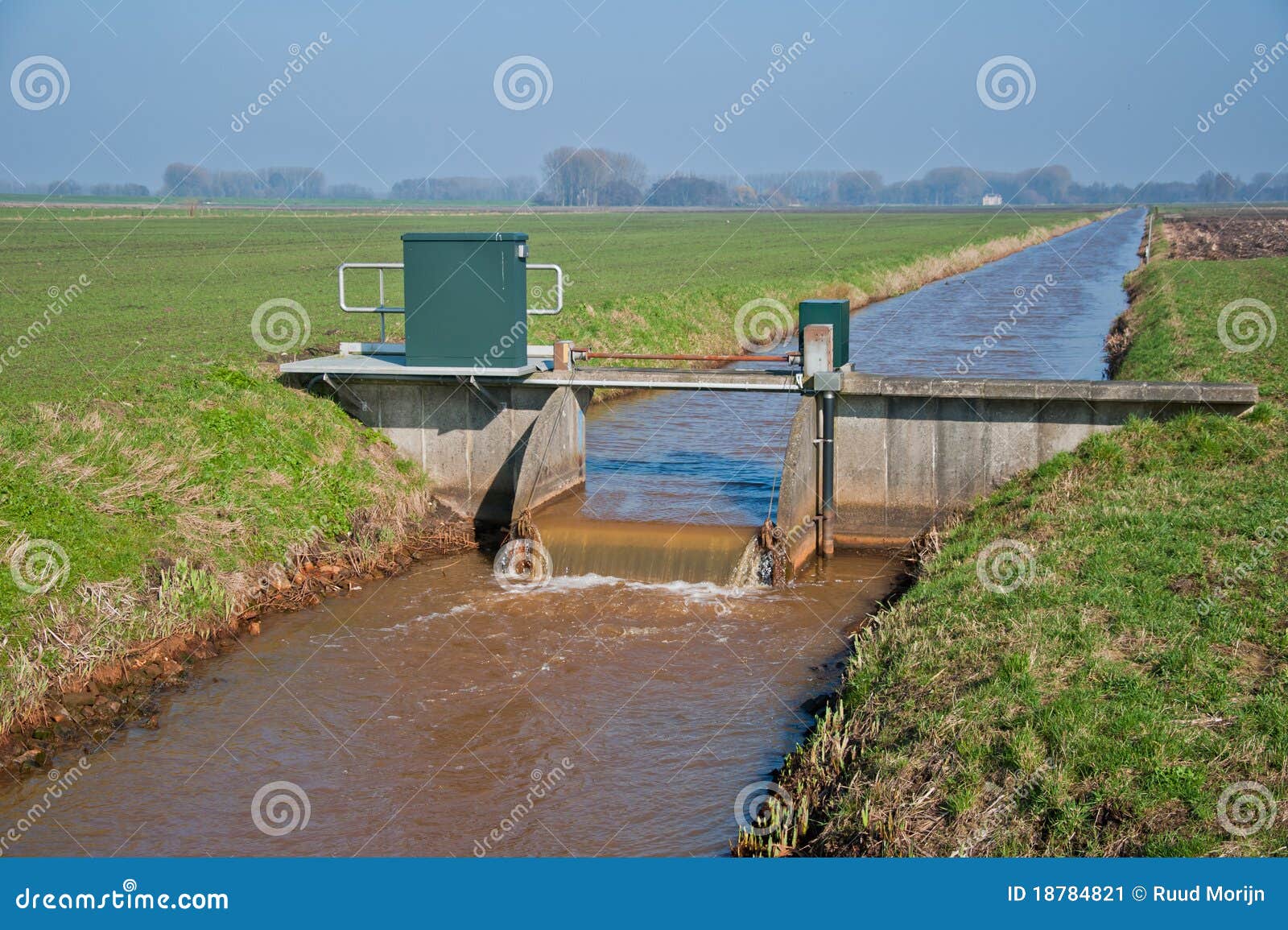 Déversoir dans un fossé image stock. Image du vert, horizontal - 18784821