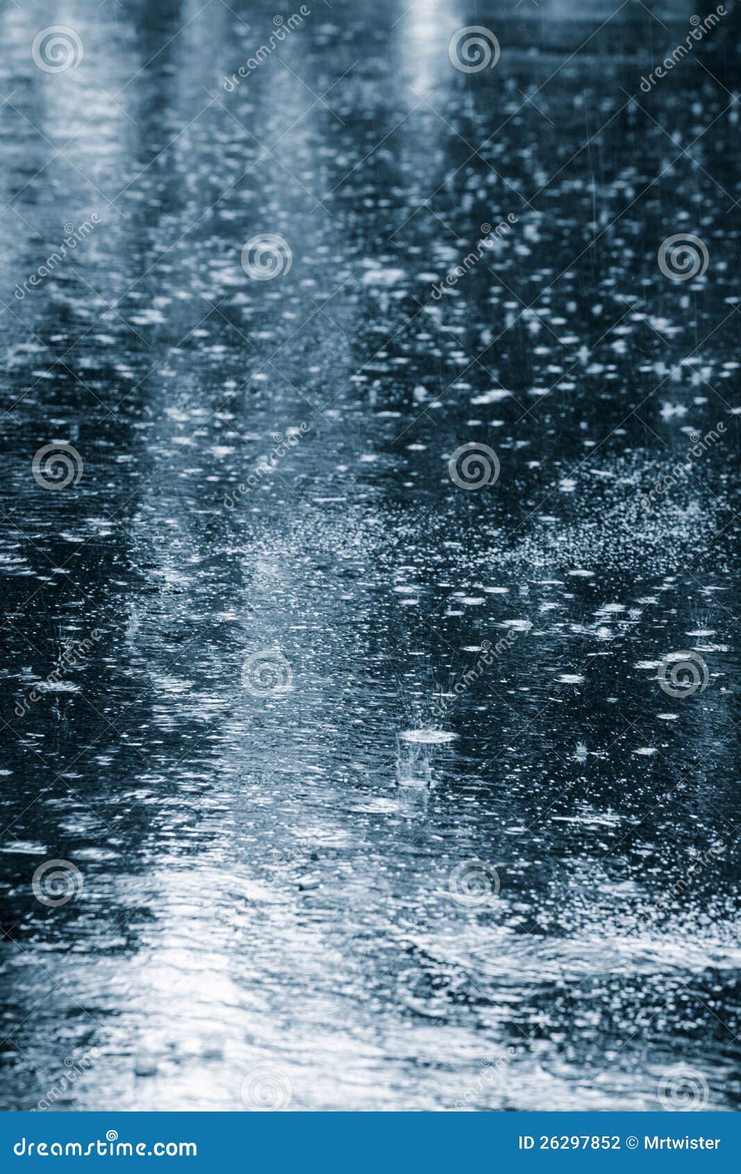 Día lluvioso foto de archivo. Imagen de lluvia, ciudad - 26297852