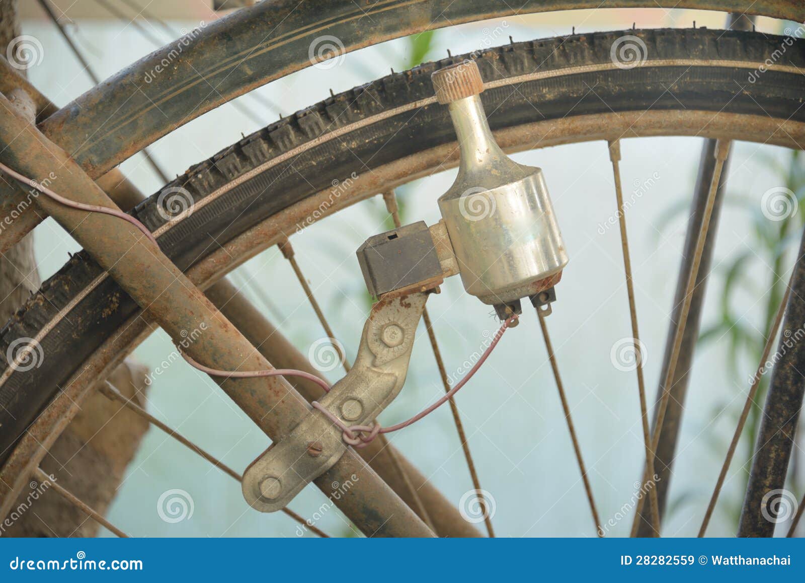 Dínamo Viejo De Una Bicicleta. Imagen de archivo - Imagen de ...