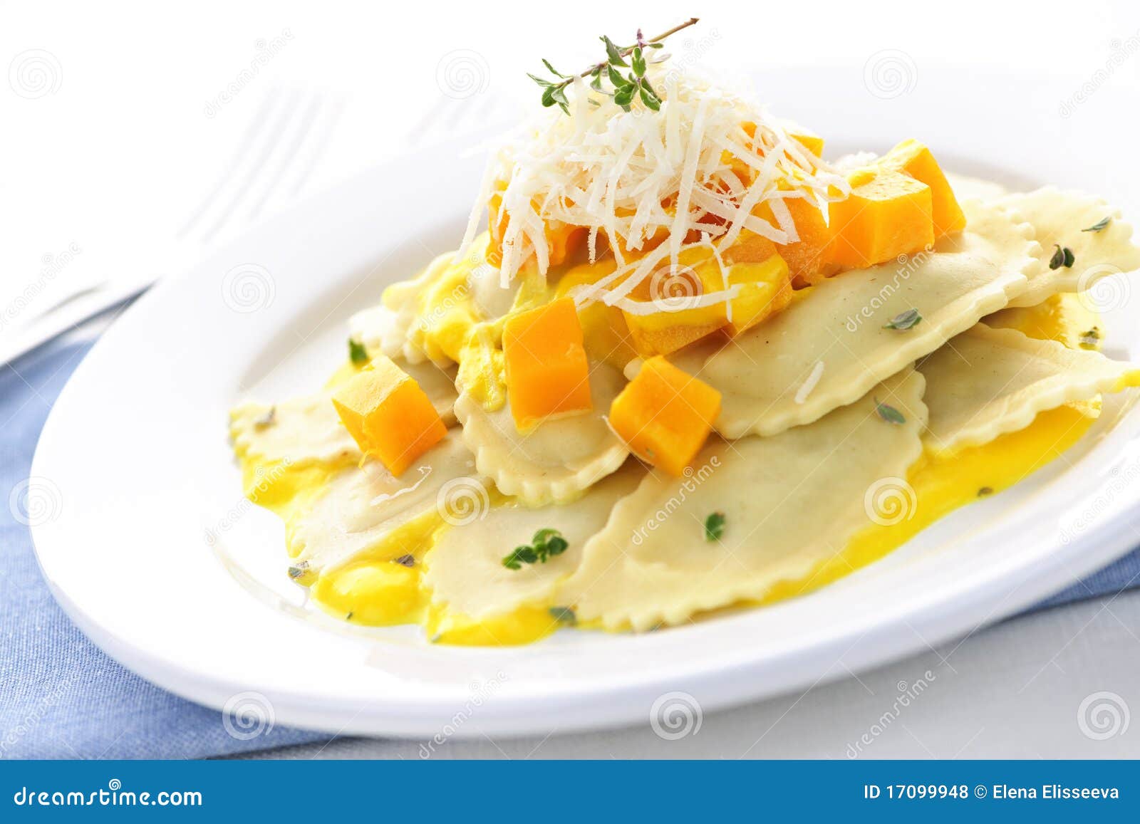 Dîner de ravioli photo stock. Image du italien, buttery - 17099948