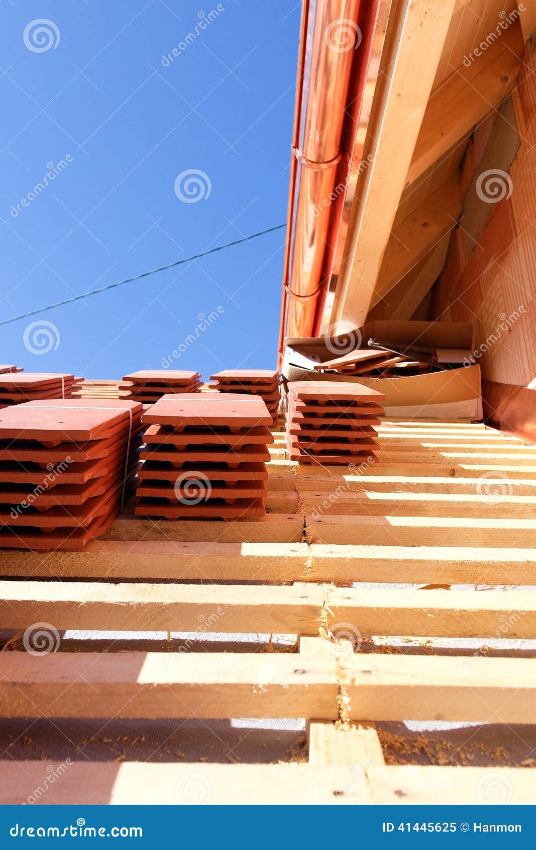 Dachplatten auf dem Dach stockbild. Bild von fliese, struktur - 41445625