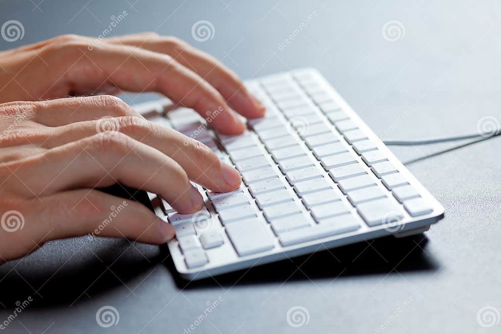 Dactilografia no teclado imagem de stock. Imagem de dispositivo - 20155613