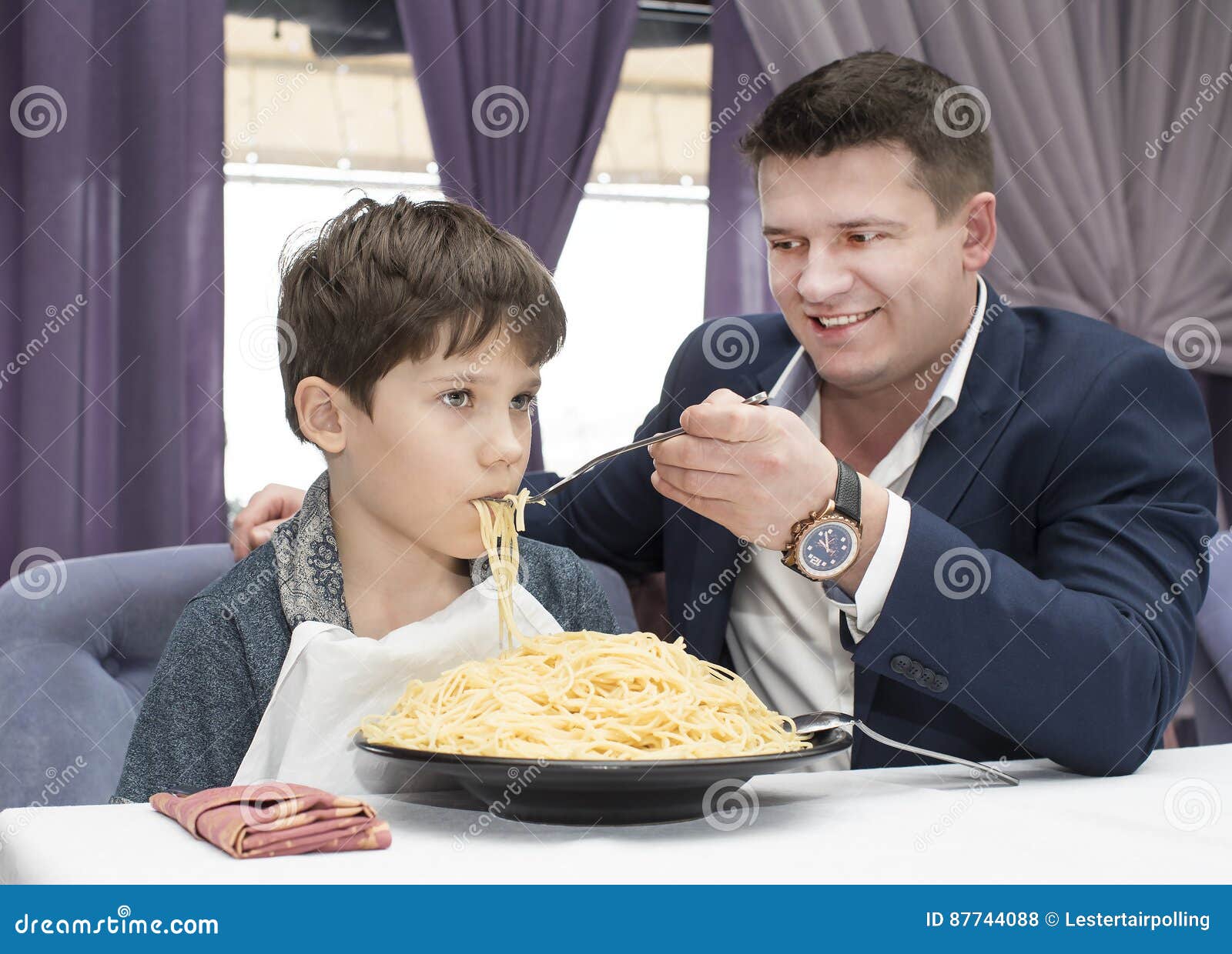 Dad Feeding His Son Spaghetti Stock Photo - Image of bowl, hungry: 87744088