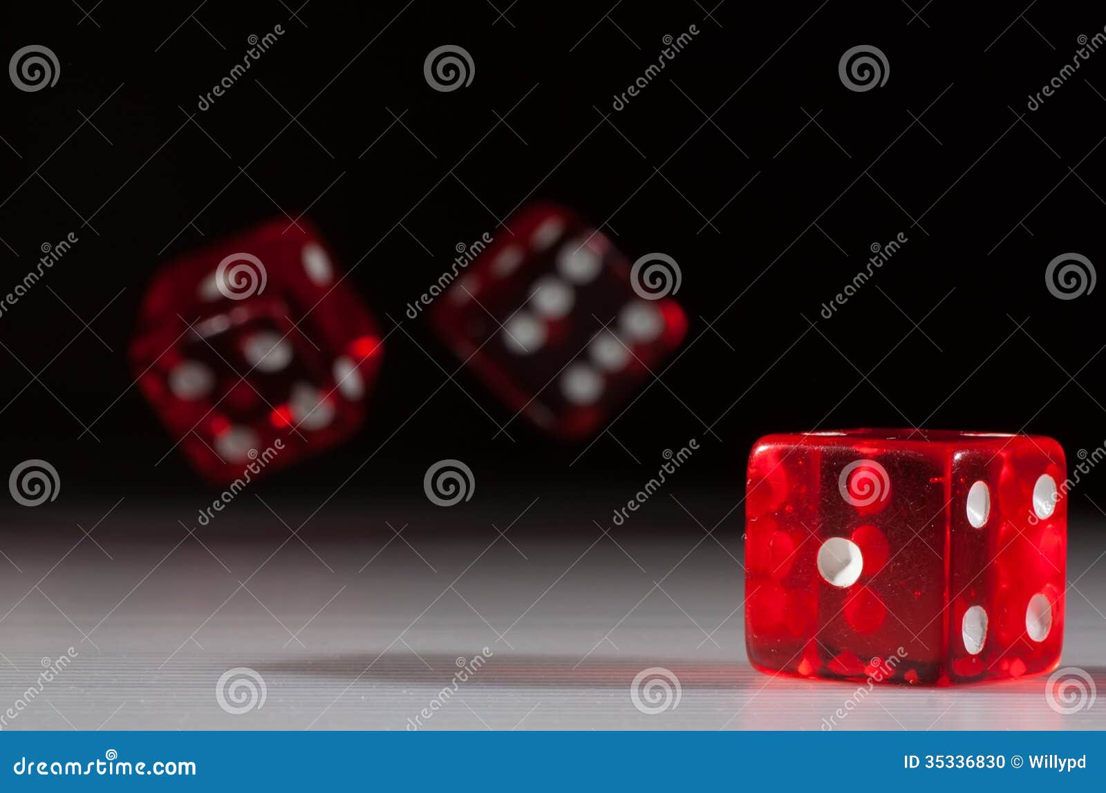 Dadi fotografia stock. Immagine di movimento, cubo, svago - 35336830