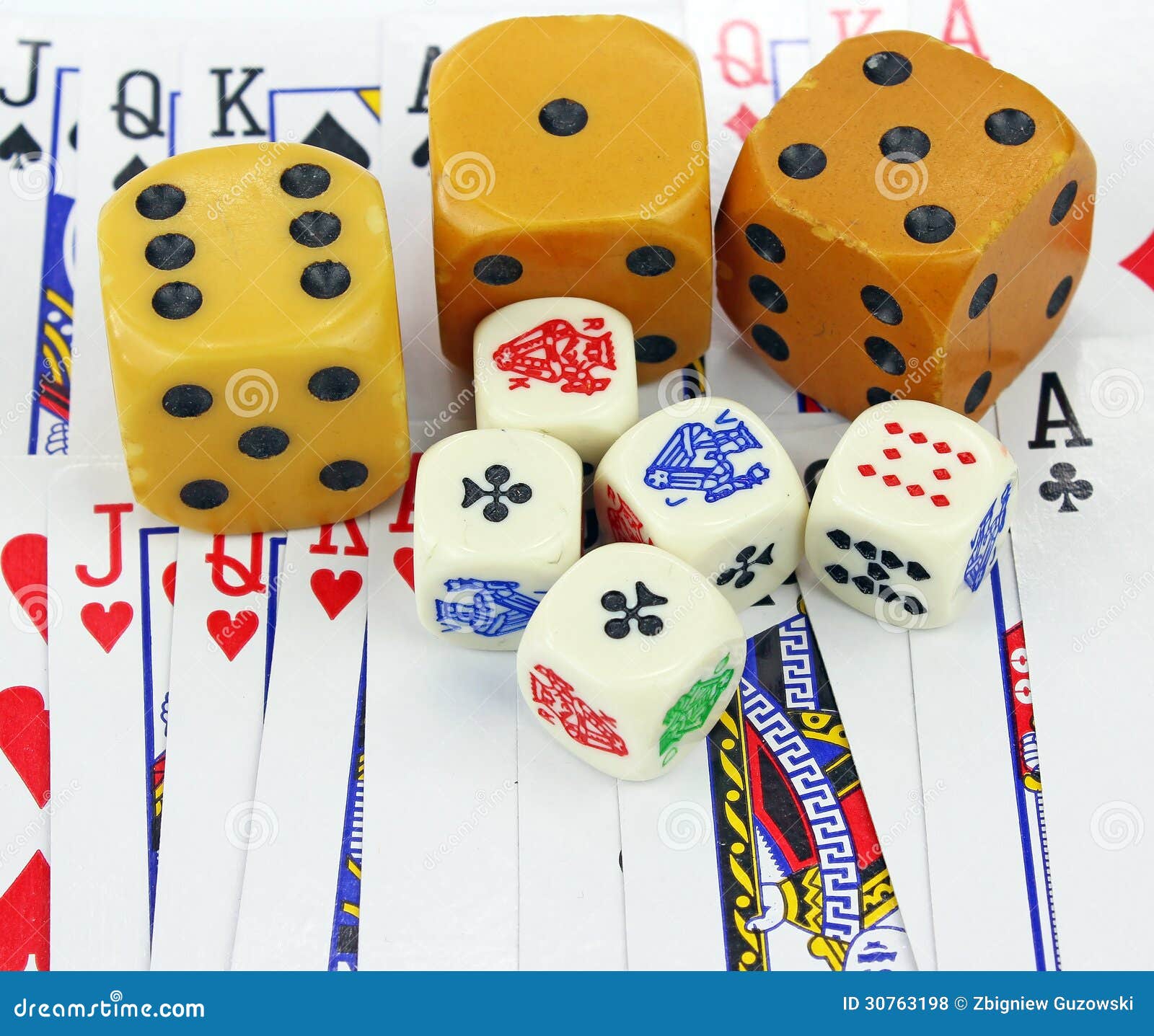 Dadi & carte fotografia stock. Immagine di gioco, dado - 30763198