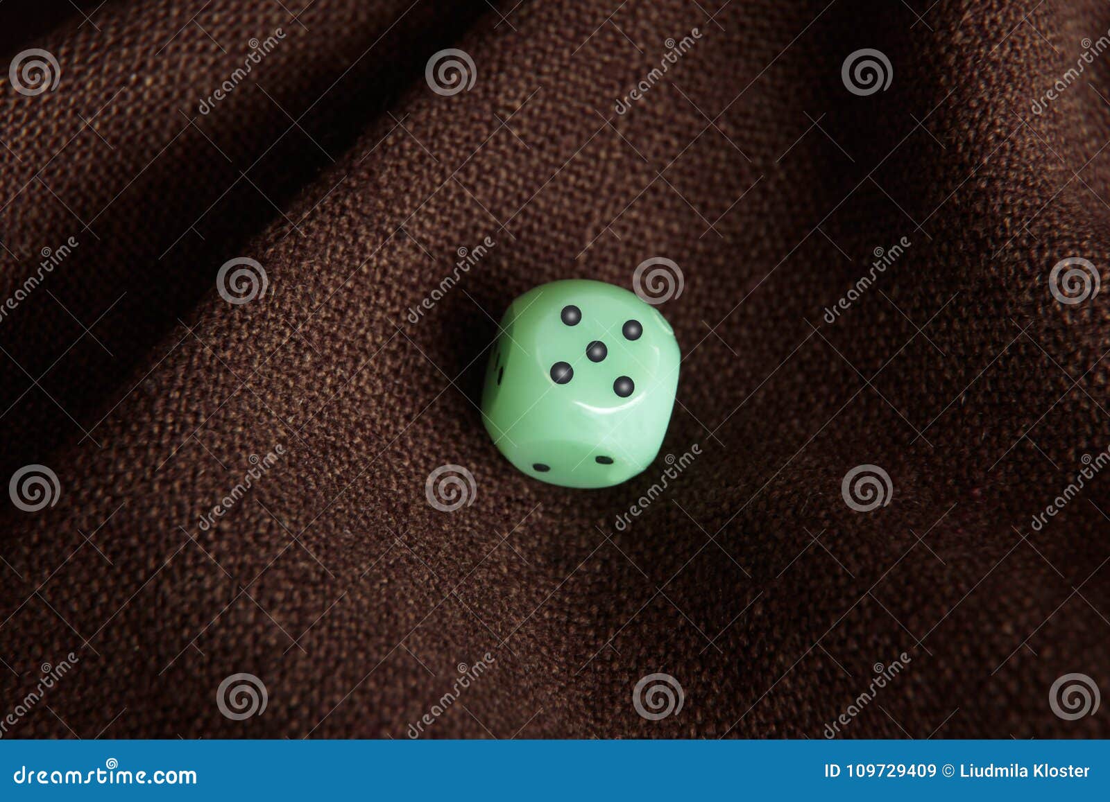 Dadi con i numeri immagine stock. Immagine di osso, figura - 109729409