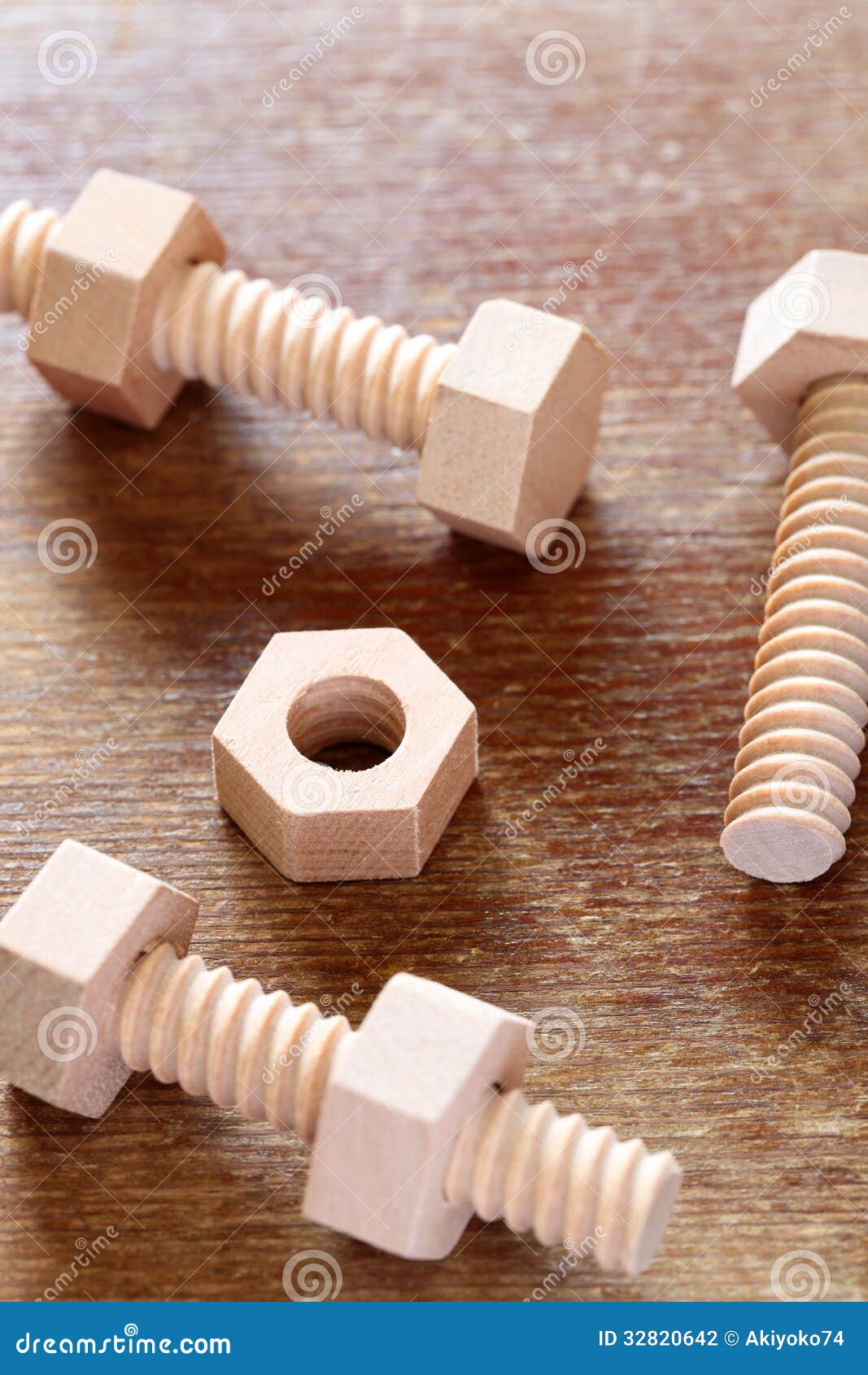 Dadi Di Legno - E - Bulloni Fotografia Stock - Immagine di rifornimenti ...