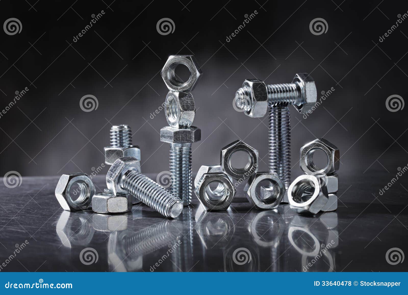 Dadi - e - bulloni fotografia stock. Immagine di metallo - 33640478