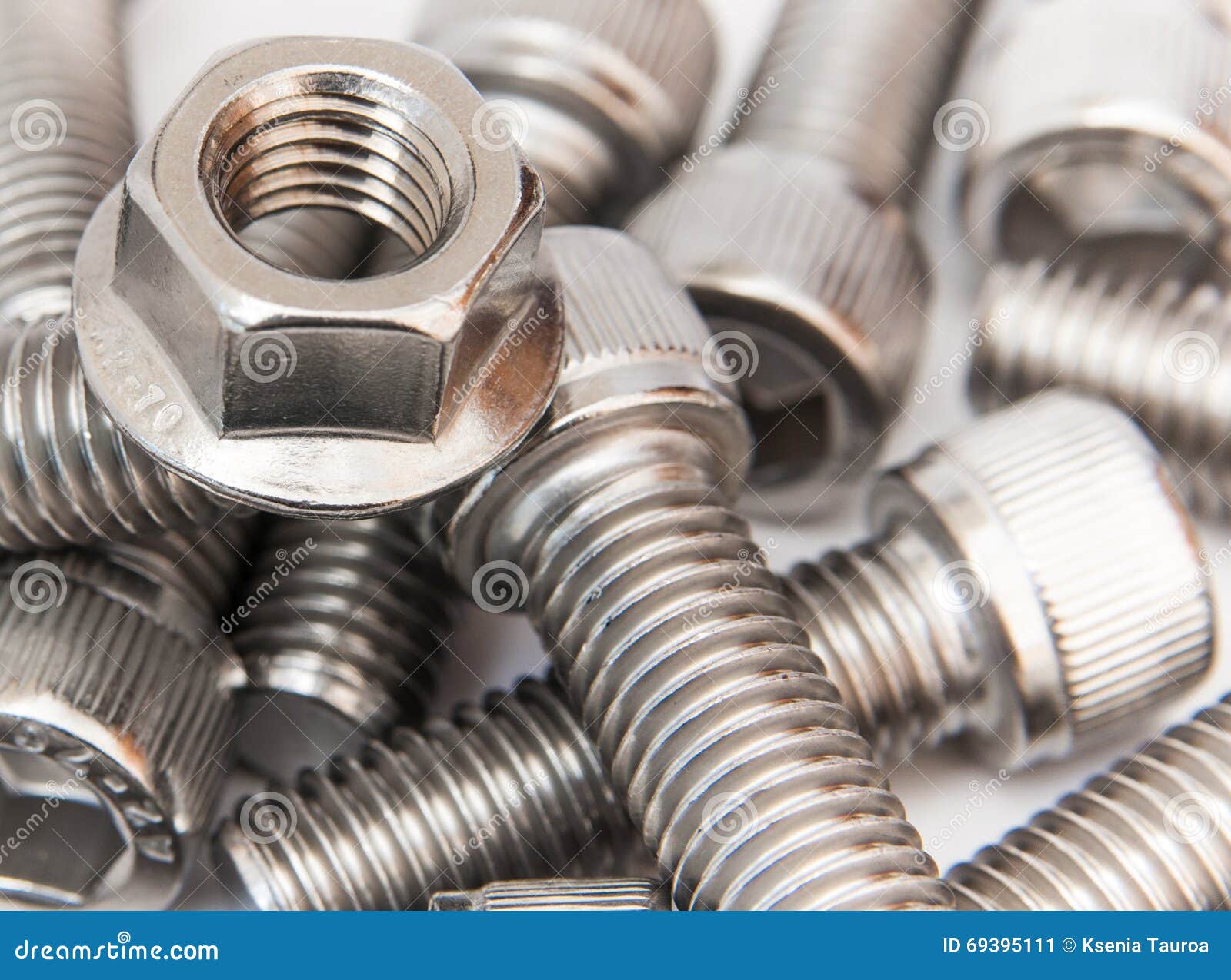 Dadi - e - bulloni immagine stock. Immagine di strumento - 69395111