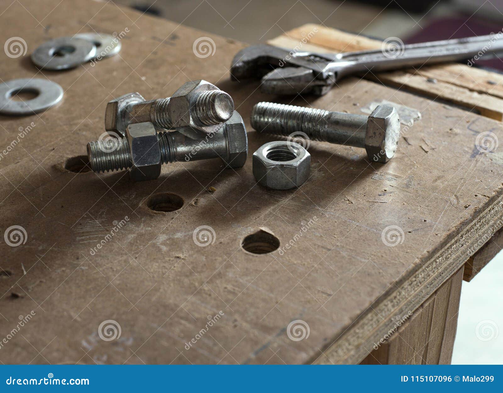 Dadi - E - Bulloni Sul Banco Da Lavoro Fotografia Stock - Immagine di ...