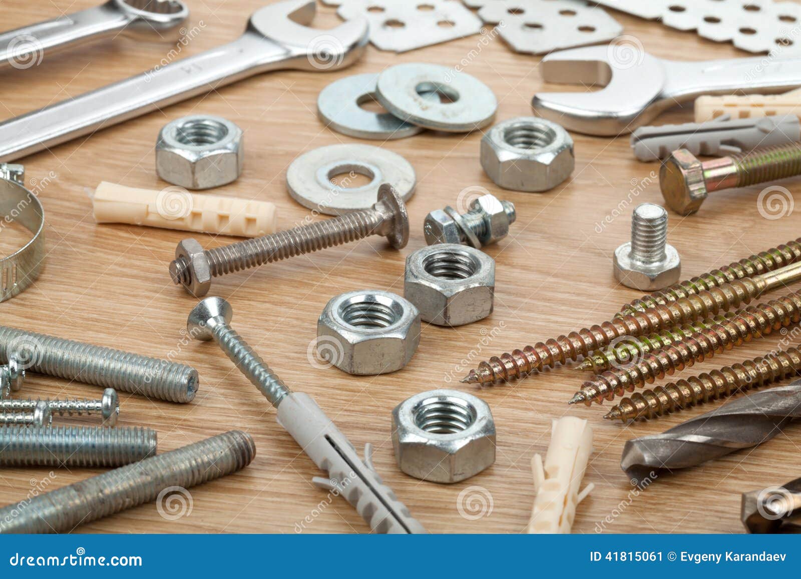 Dadi, viti e bulloni immagine stock. Immagine di comitato - 41815061