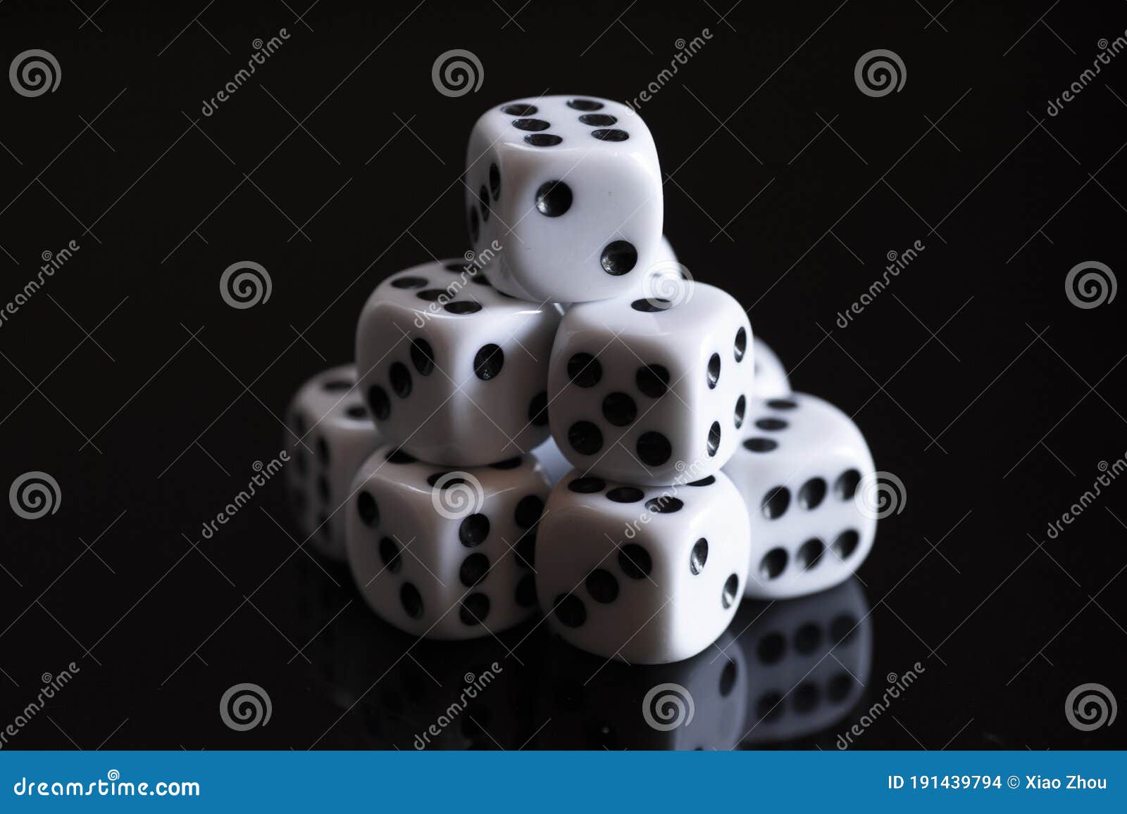 Dado e numero fotografia stock. Immagine di successo - 191439794