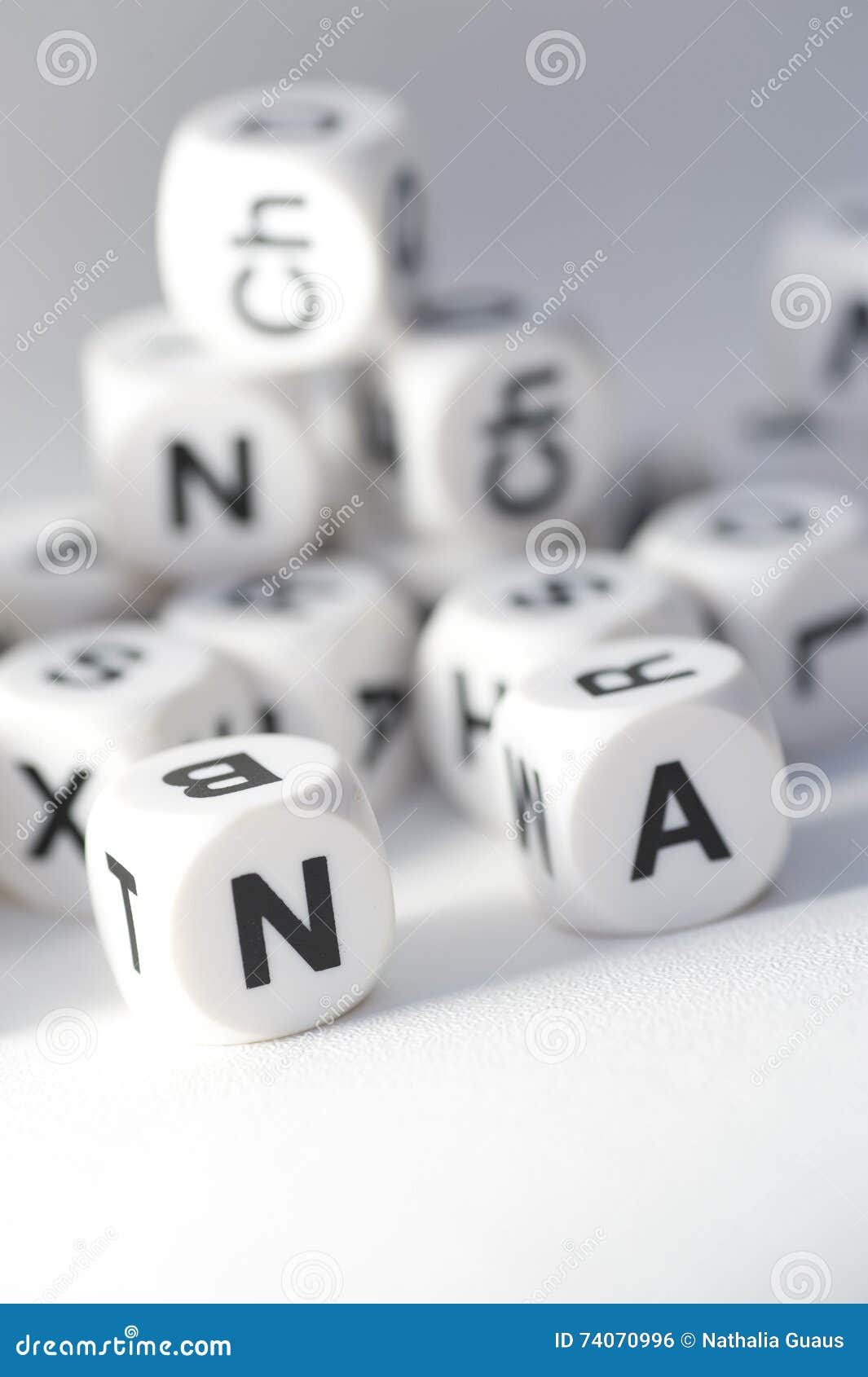 Dados de la letra foto de archivo. Imagen de carta, compra - 74070996