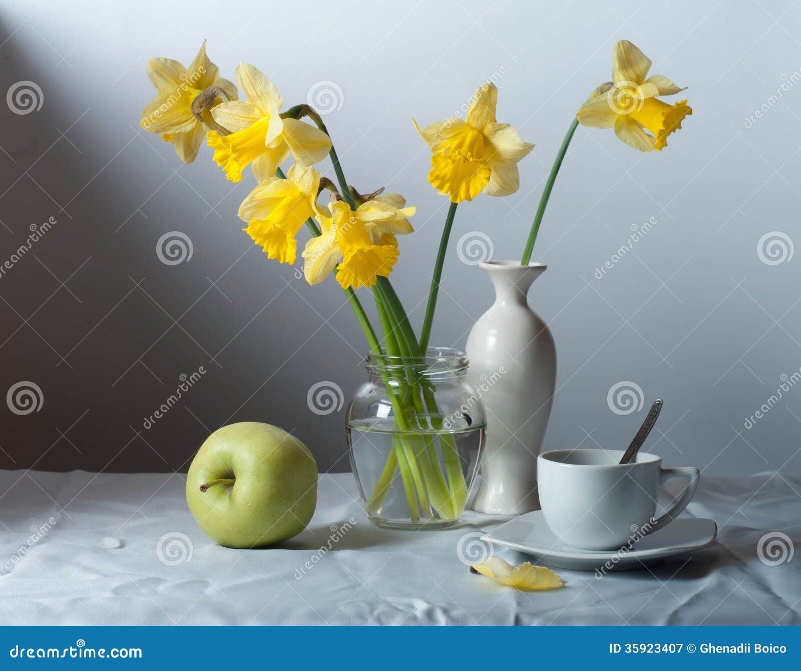 Daffodils stock image. Image of vase, still, arrangement - 35923407