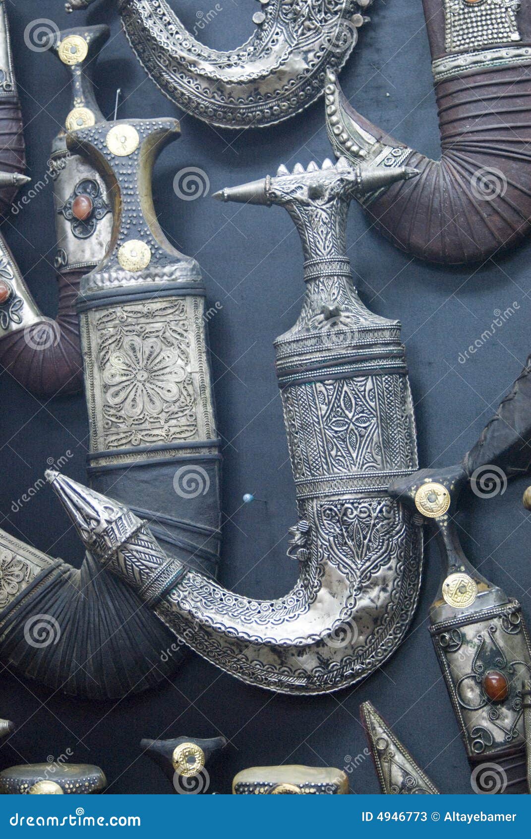 Dagas antiguas imagen de archivo. Imagen de saudita, daga - 4946773