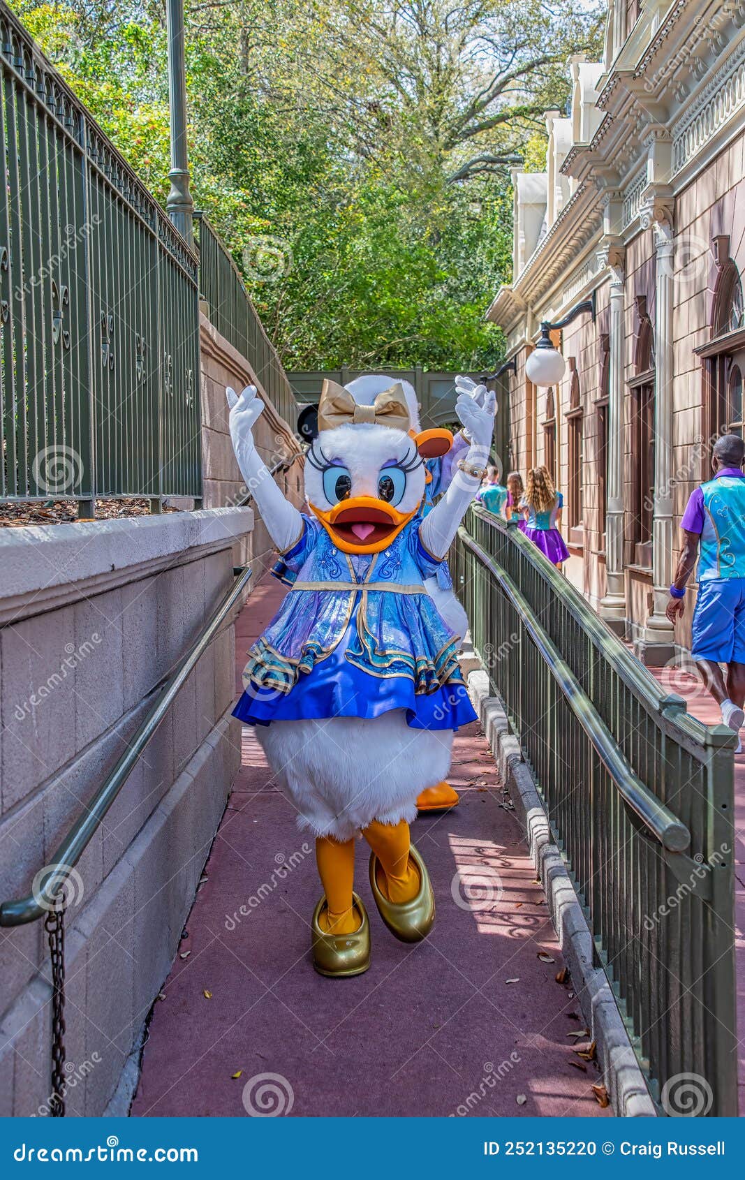 Daisy Duck Character at DIsney Magic Kingdom Editorial Image - Image of ...