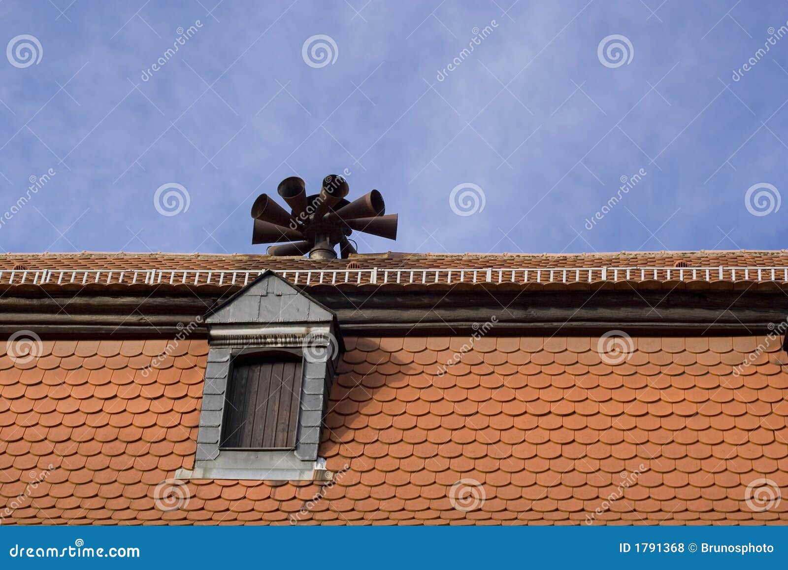 Dak - Noodsituatie stock foto. Image of traditioneel, hemel - 1791368