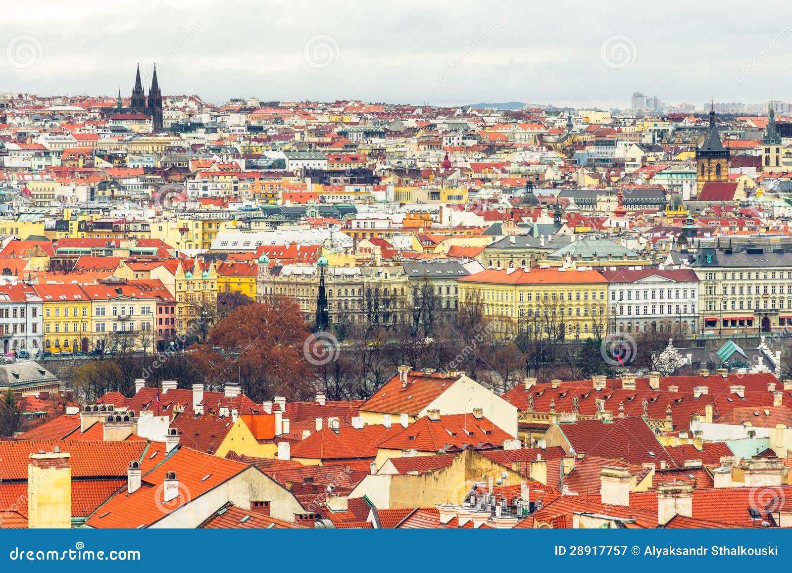 Daken van Oude Stad Praag stock afbeelding. Image of oriëntatiepunt ...