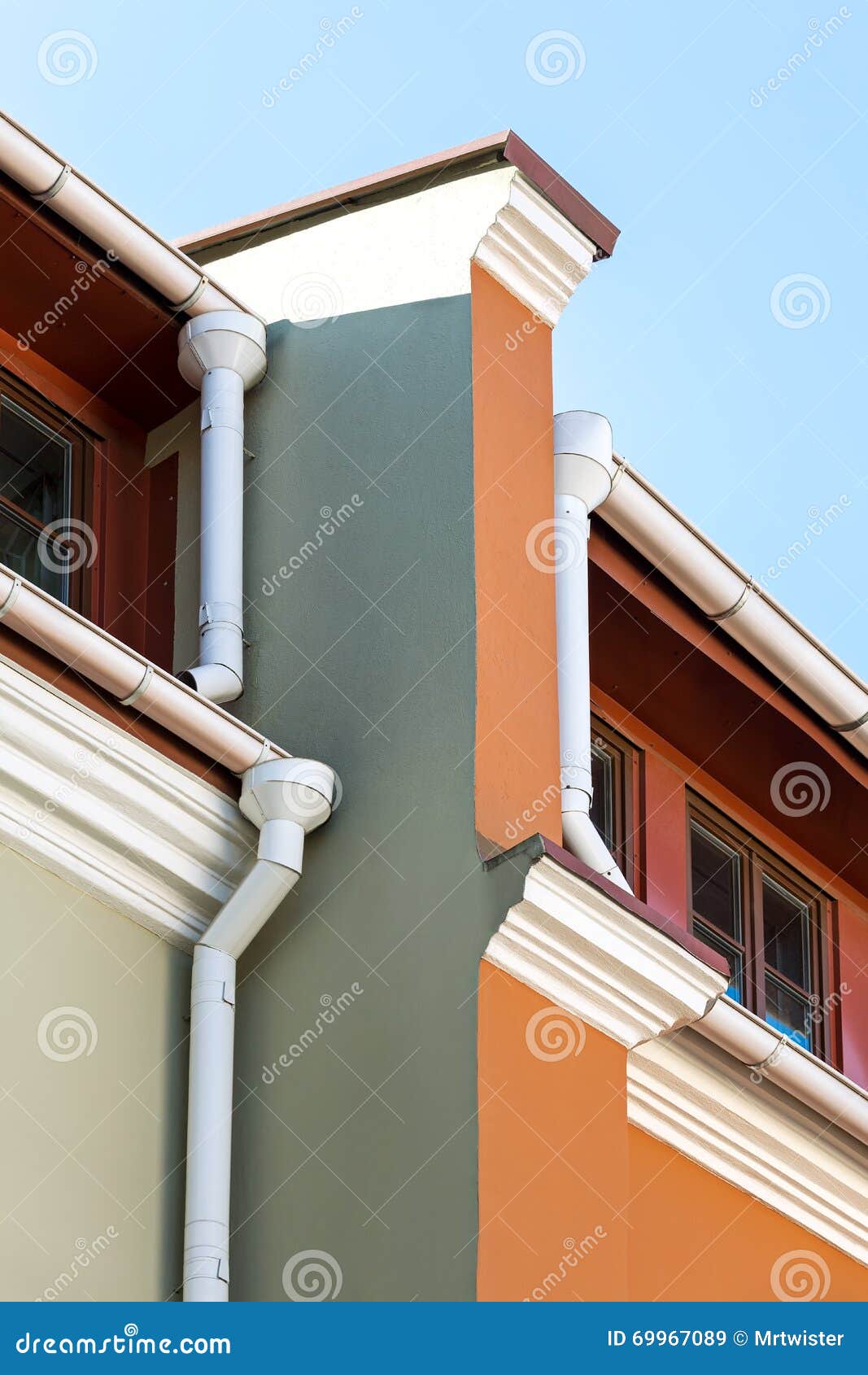 Dakgoten En Rioolbuizen Op Oud Huis Stock Afbeelding - Image of goot ...