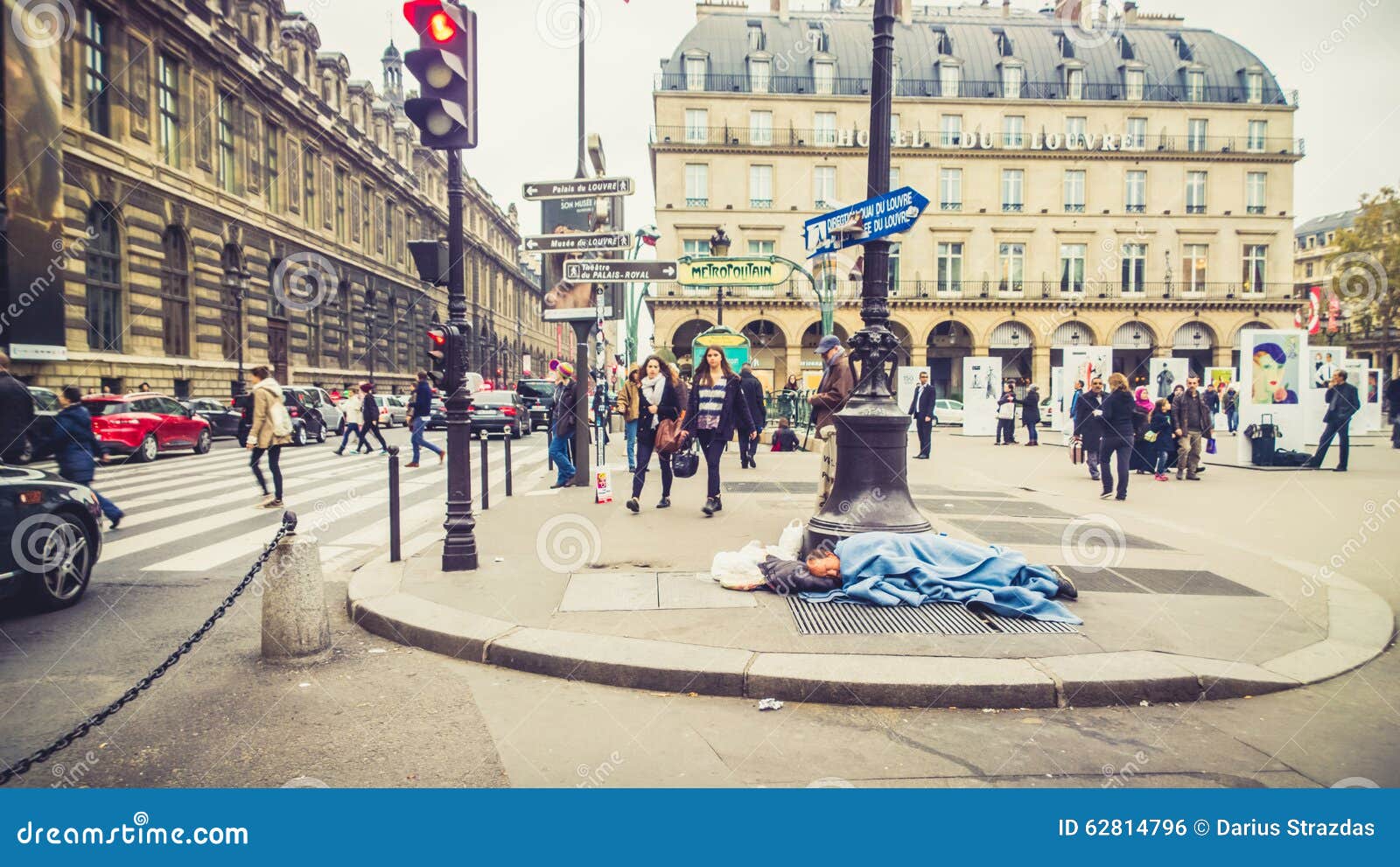 Dakloosheid in Parijs redactionele foto. Image of leggen - 62814796