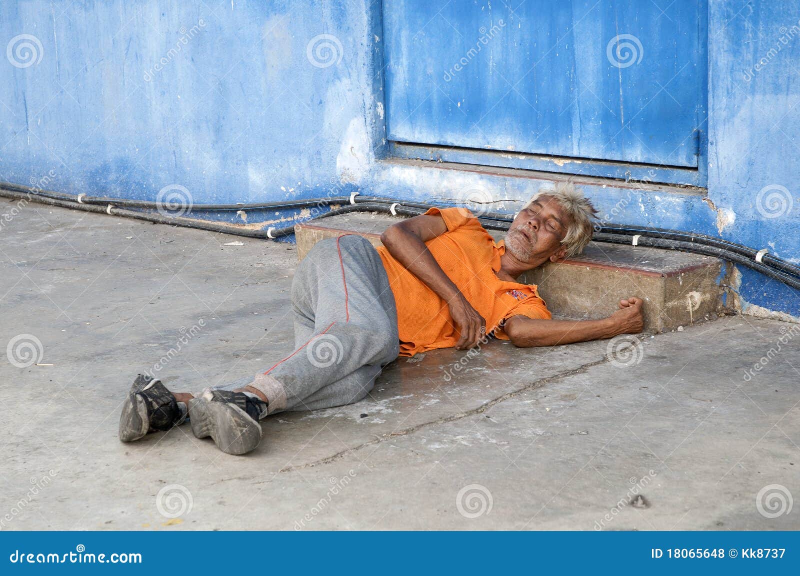 Dakloze oude bedelaar redactionele stock foto. Image of ellendig - 18065648