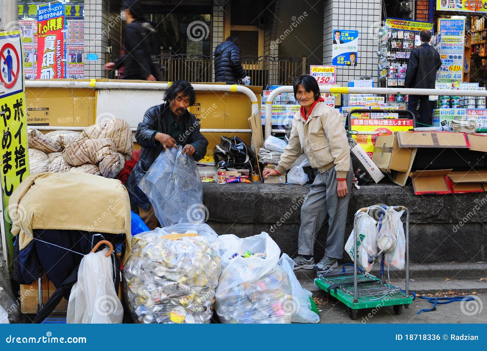 Daklozen redactionele foto. Image of hulp, vuil, vernederd - 18718336