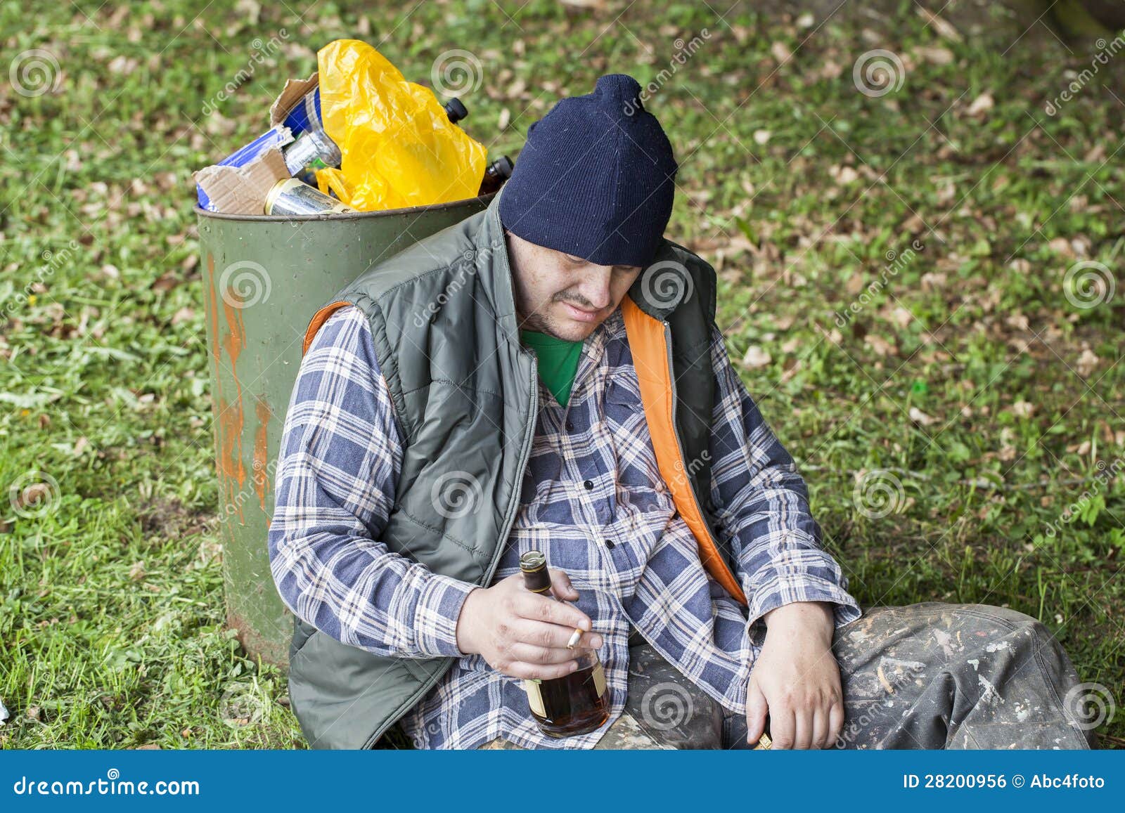 Daklozen Met Botle Van Drank Ter Beschikking Stock Foto - Image of ziek ...