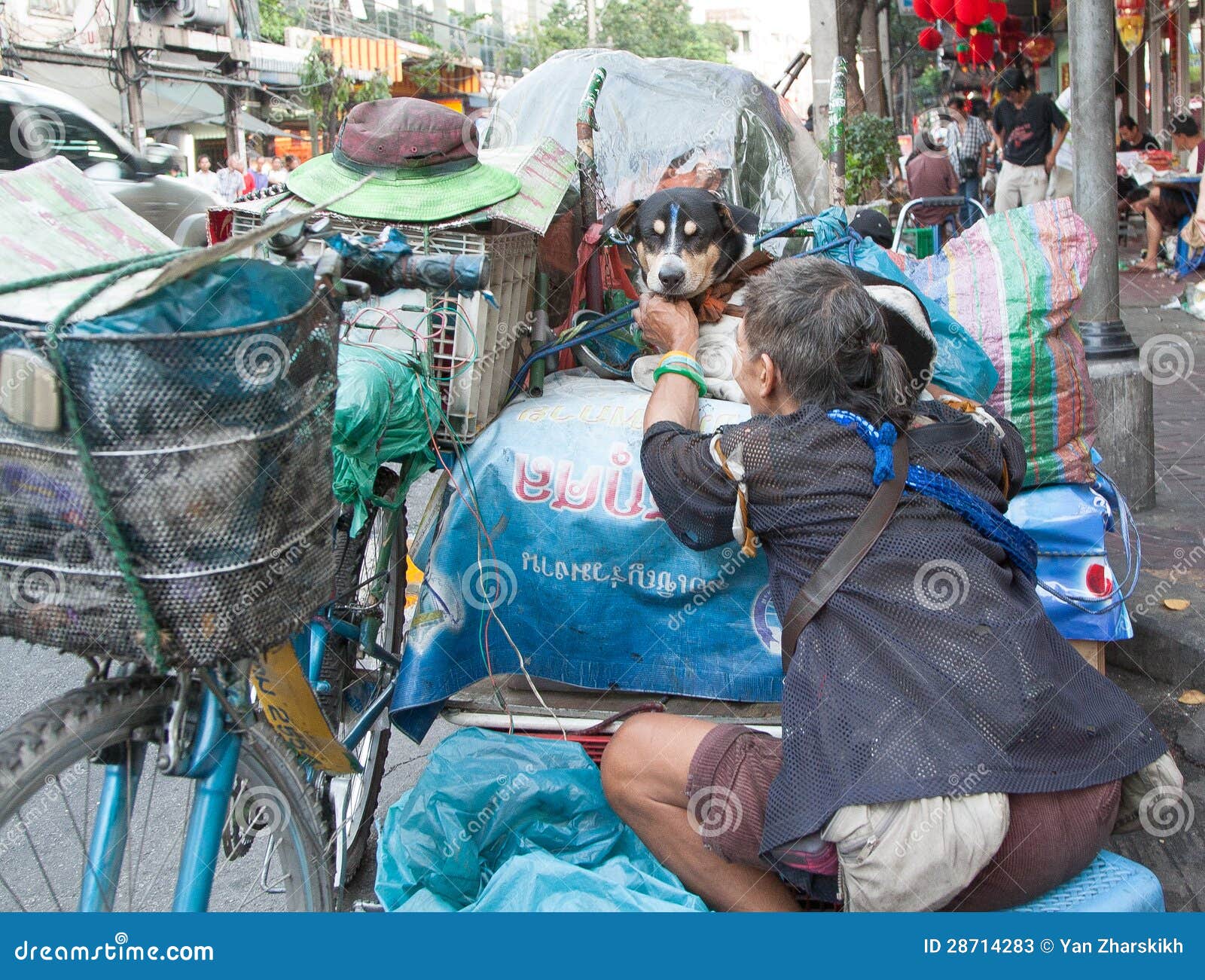 Daklozen met een hond redactionele stock foto. Image of kolom - 28714283