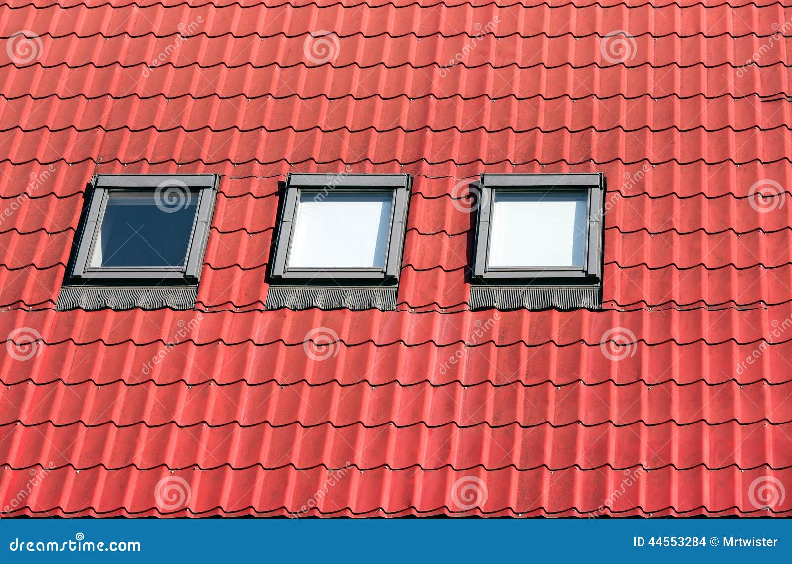Daktegel met dakramen stock foto. Image of eigentijds - 44553284
