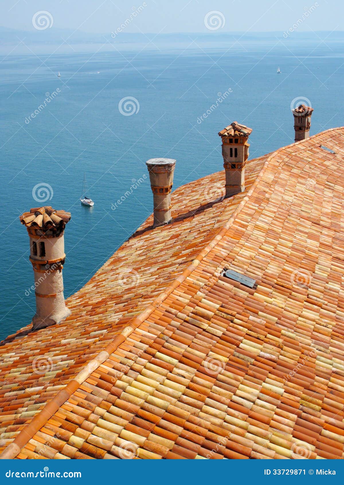 Daktegels En Schoorstenen Op Duino-kasteel Stock Afbeelding - Image of ...