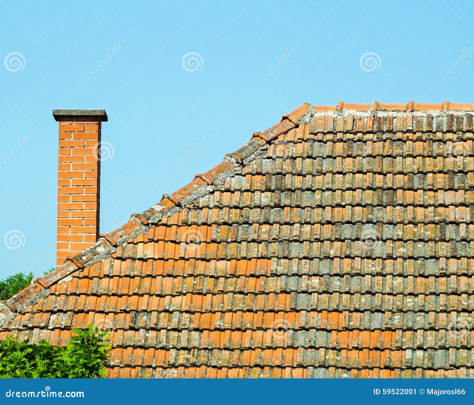 Daktegels van een oud dak stock afbeelding. Image of schoorsteen - 59522001