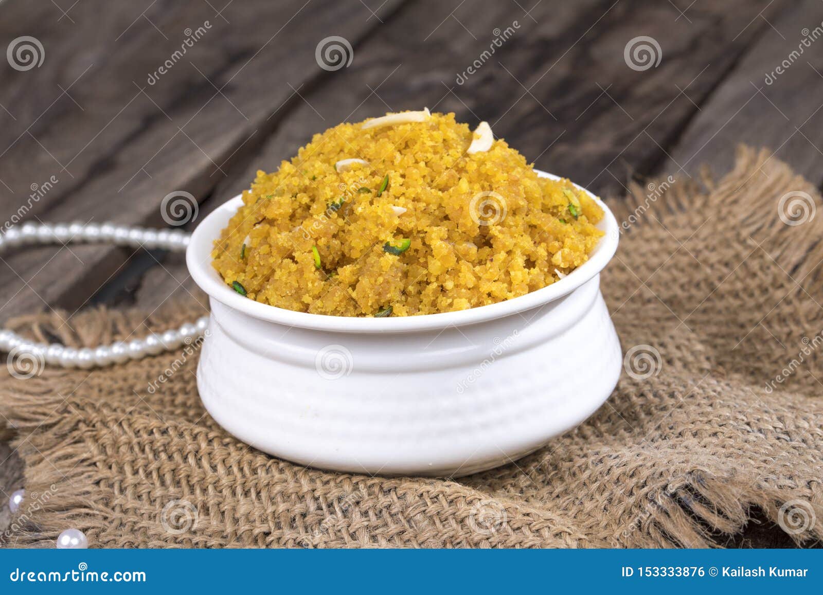 Dal Halwa foto de archivo. Imagen de habas, leche, tuercas - 153333876