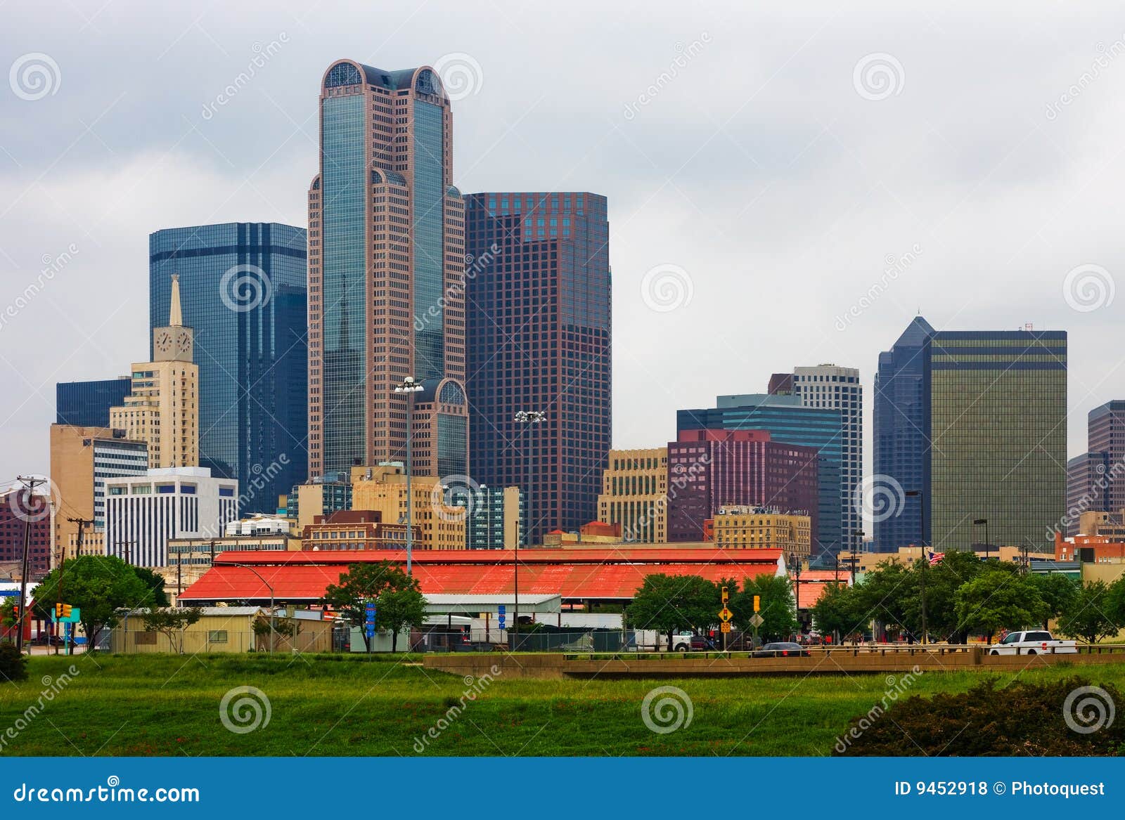 Dallas il Texas fotografia stock. Immagine di città, annuvolamento ...