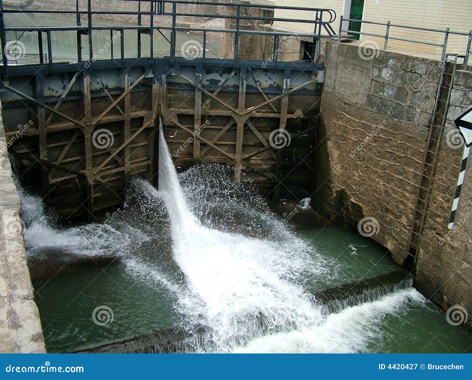 Dam 4 stock afbeelding. Image of energie, macht, bank - 4420427