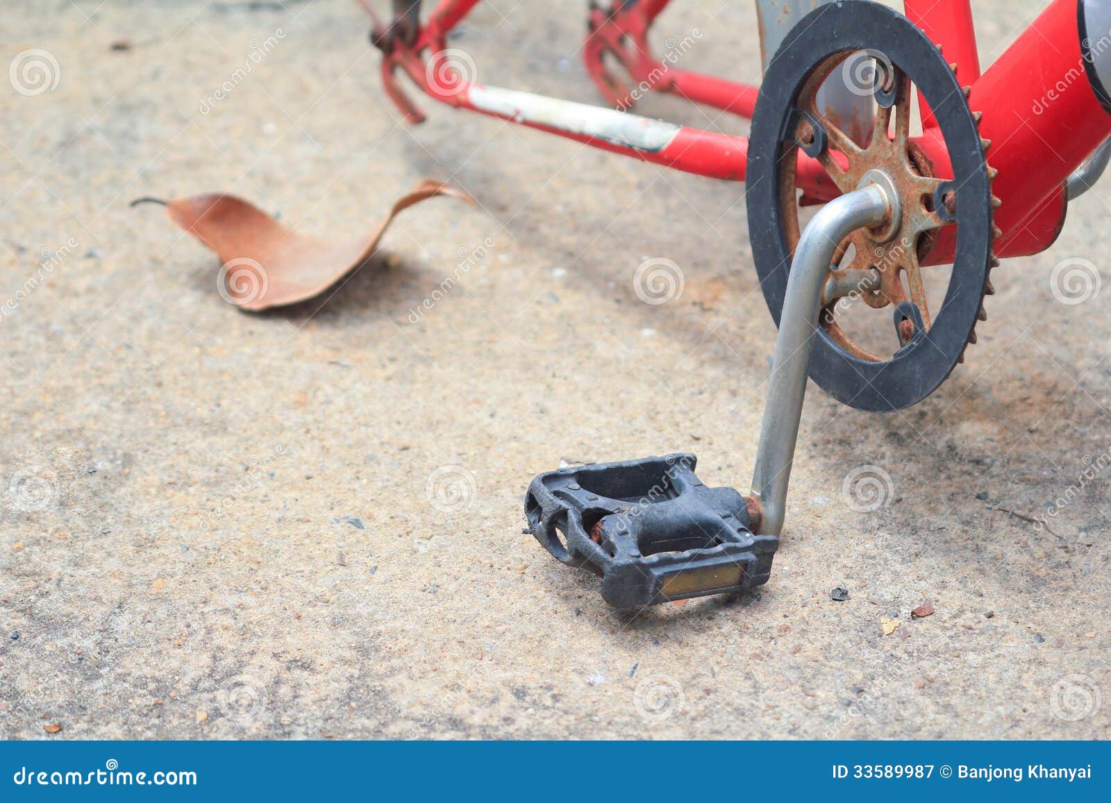 Damaged Bicycle stock image. Image of circle, bicycle - 33589987