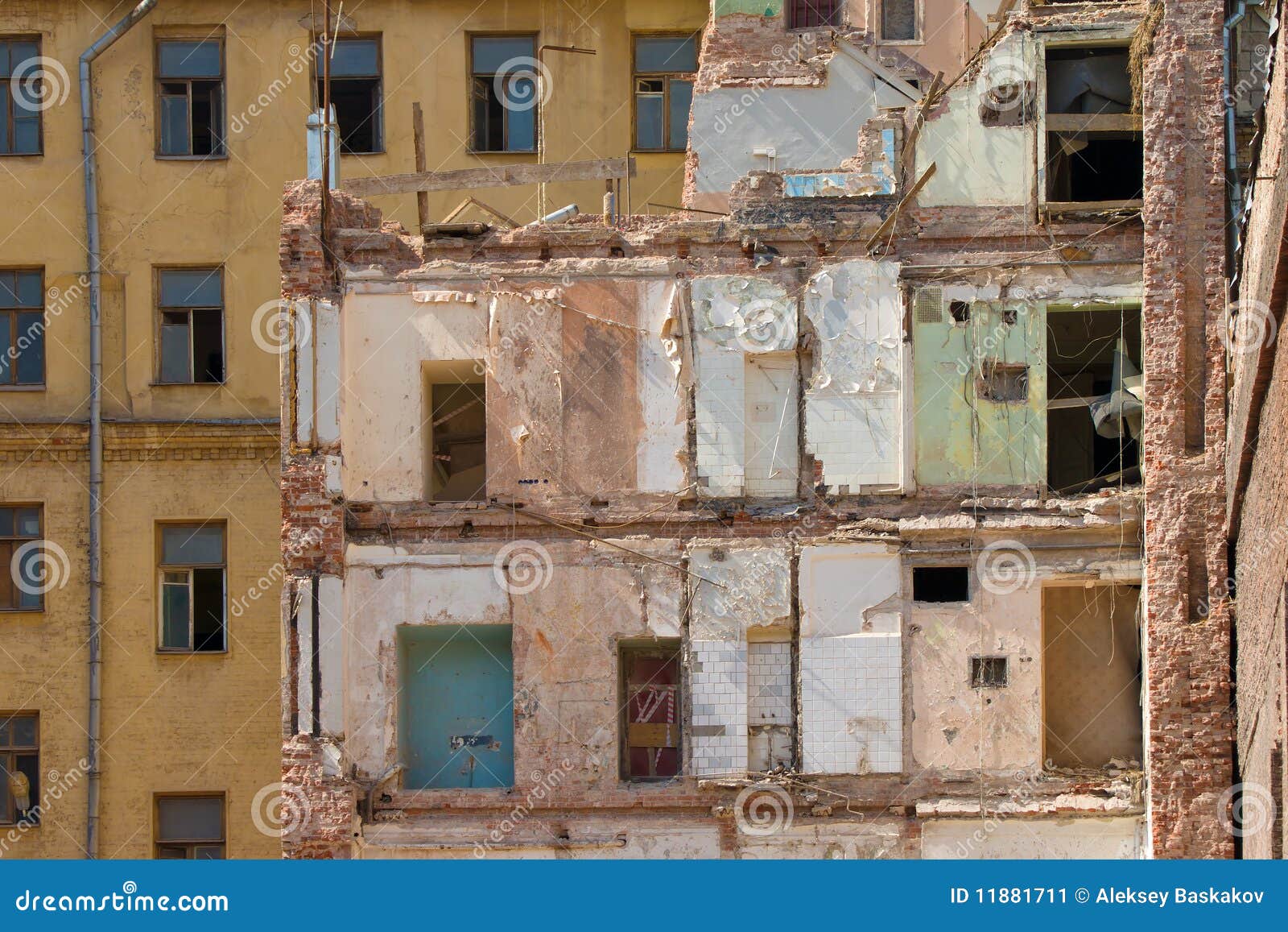 Damaged building stock image. Image of earthquake, chaos - 11881711