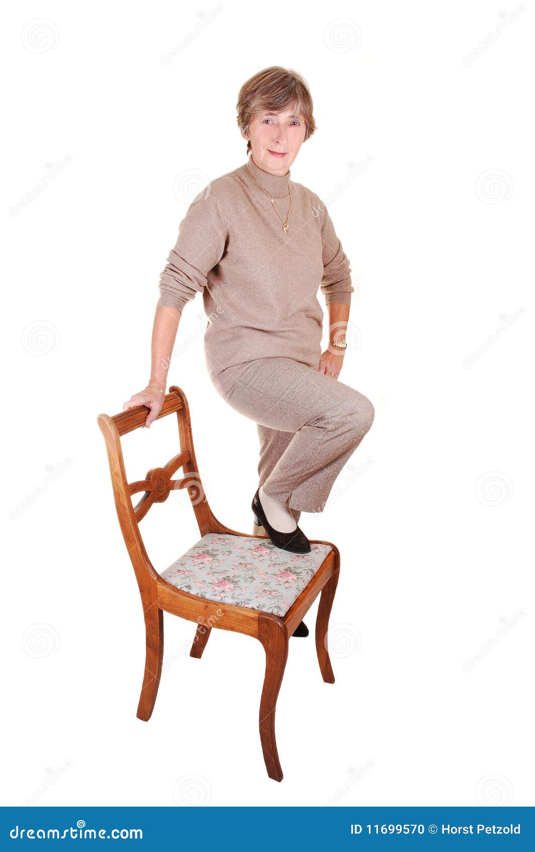 Dame, die auf Stuhl steht. stockfoto. Bild von ausdruck - 11699570
