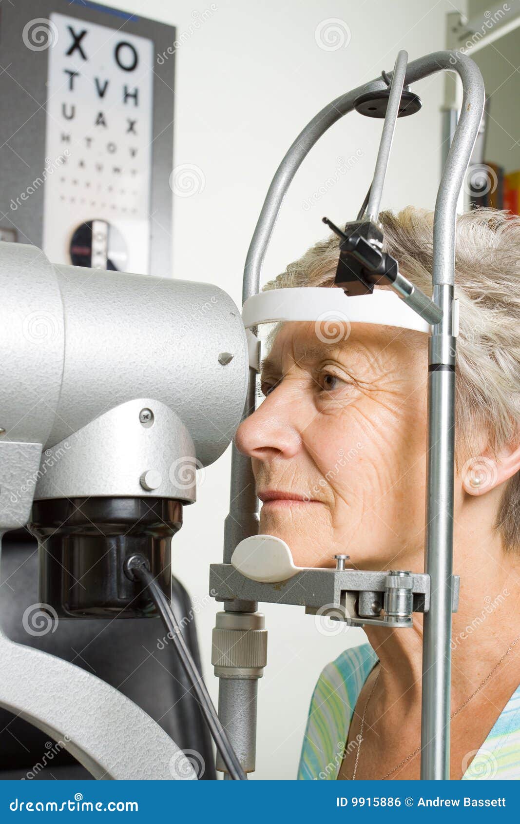 Dame Die Het Onderzoek Van De Oogtest Heeft Stock Foto - Image of ...