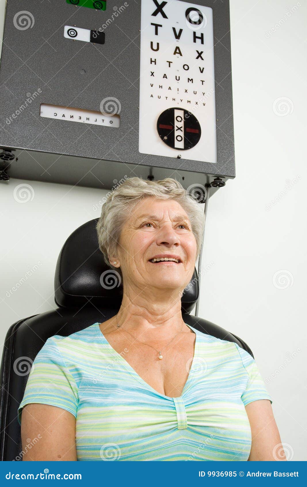 Dame Die Het Onderzoek Van De Oogtest Heeft Stock Afbeelding - Image of ...