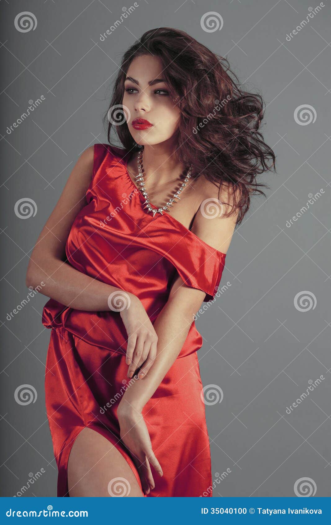Dame in rood stock foto. Image of kleding, geluk, gezondheid - 35040100