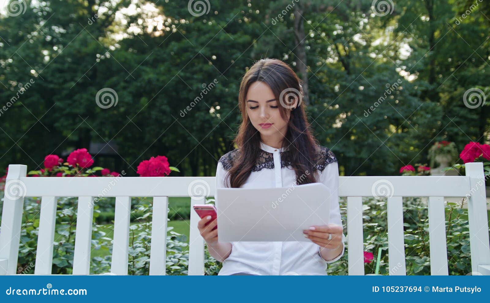 Dame Sitting Im Park, Unter Verwendung Eines Telefons Dateneingabe ...